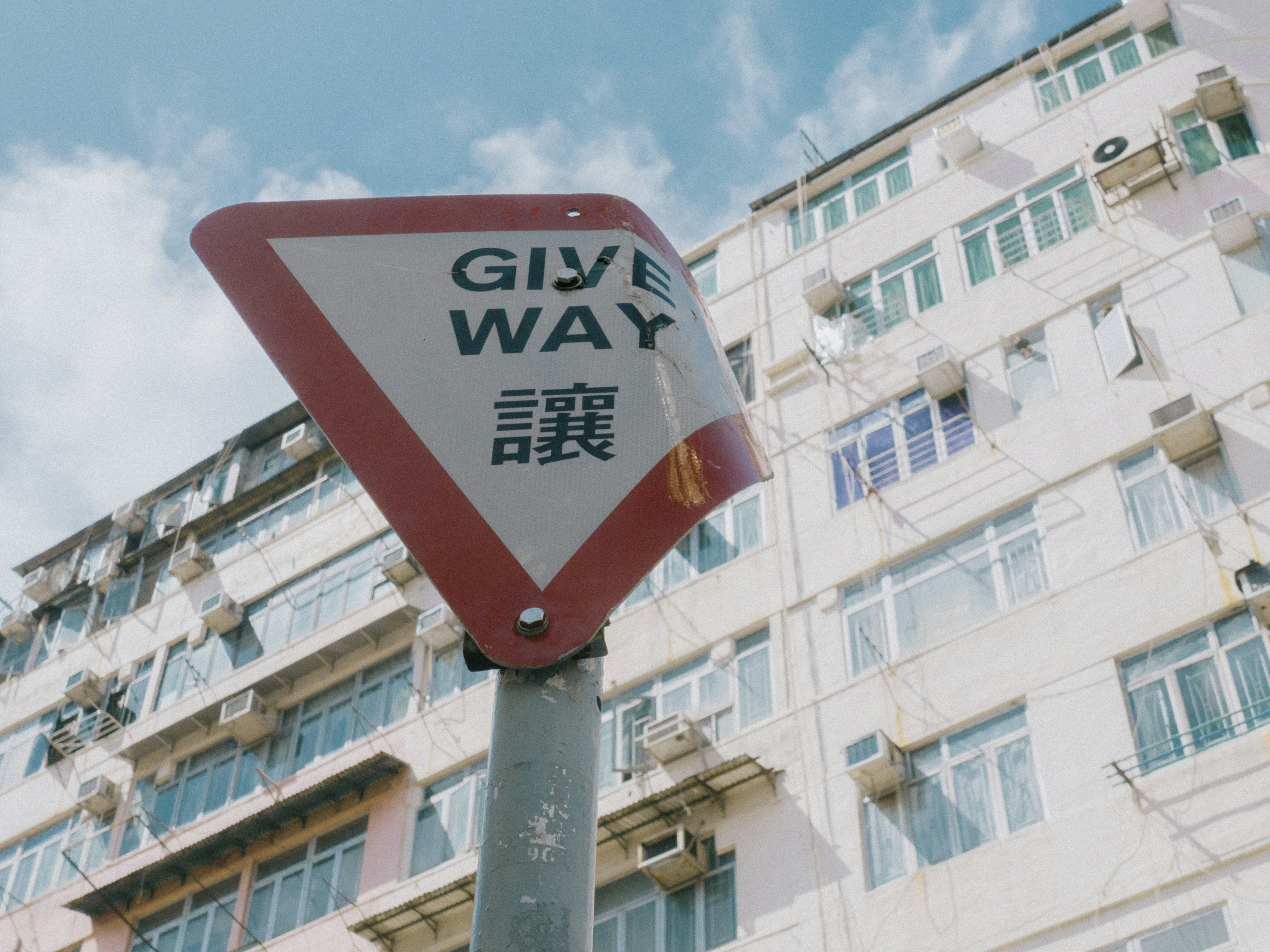 A street sign in front of a tall building photo – Free Street ...