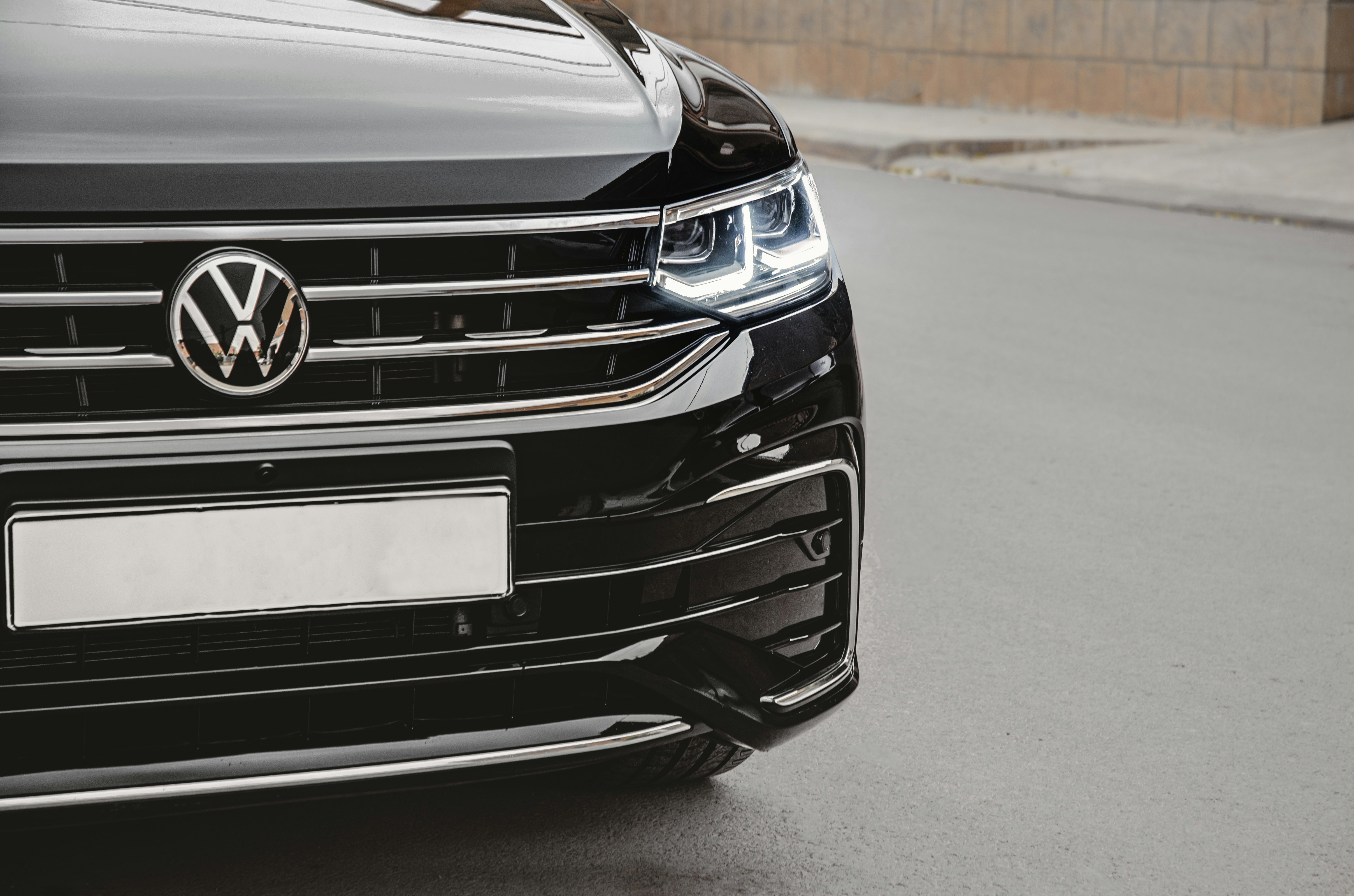 A close up of the front of a black volkswagen suv photo – Free ...