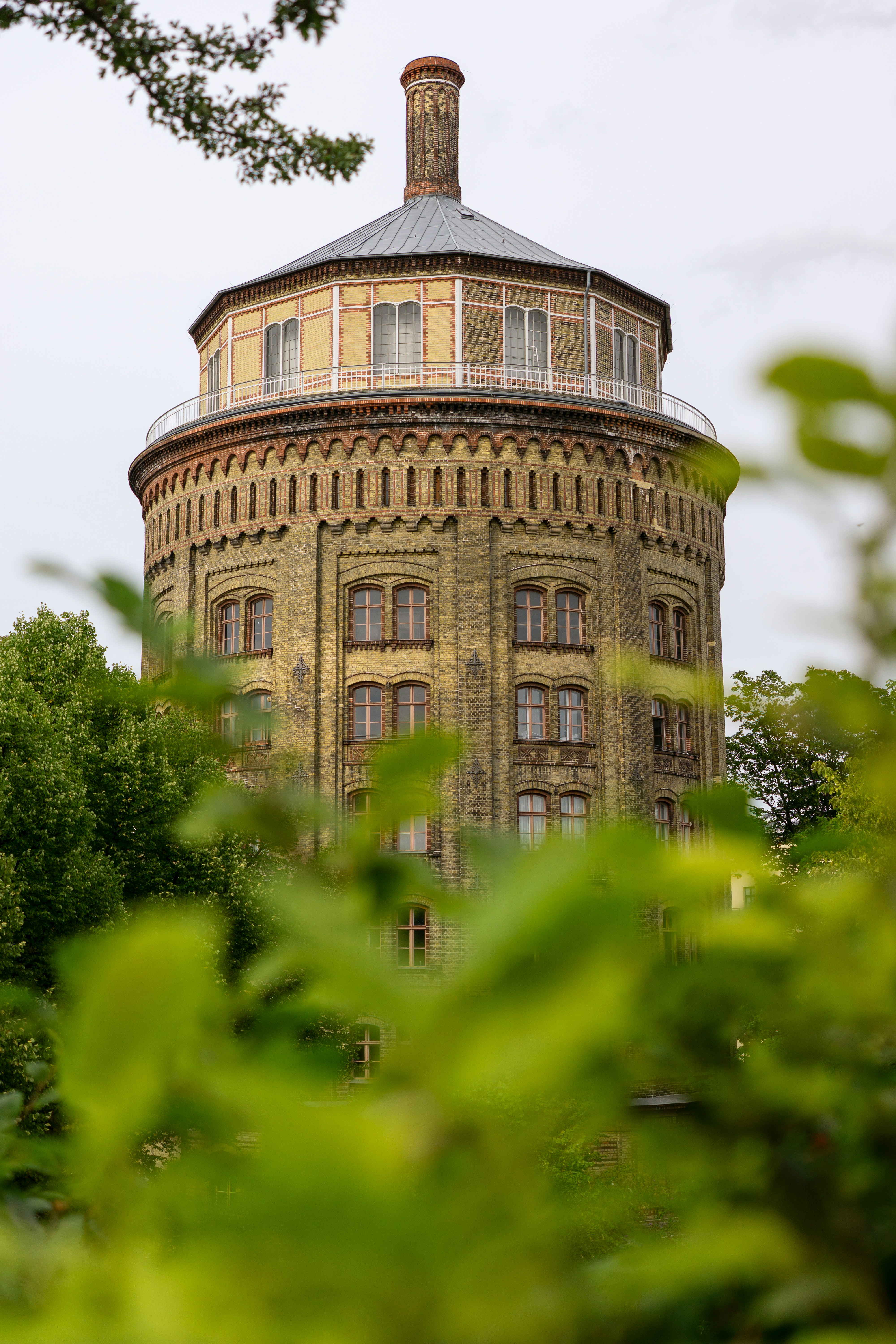 Un bâtiment rond avec une horloge sur le dessus photo – Photo La tour ...