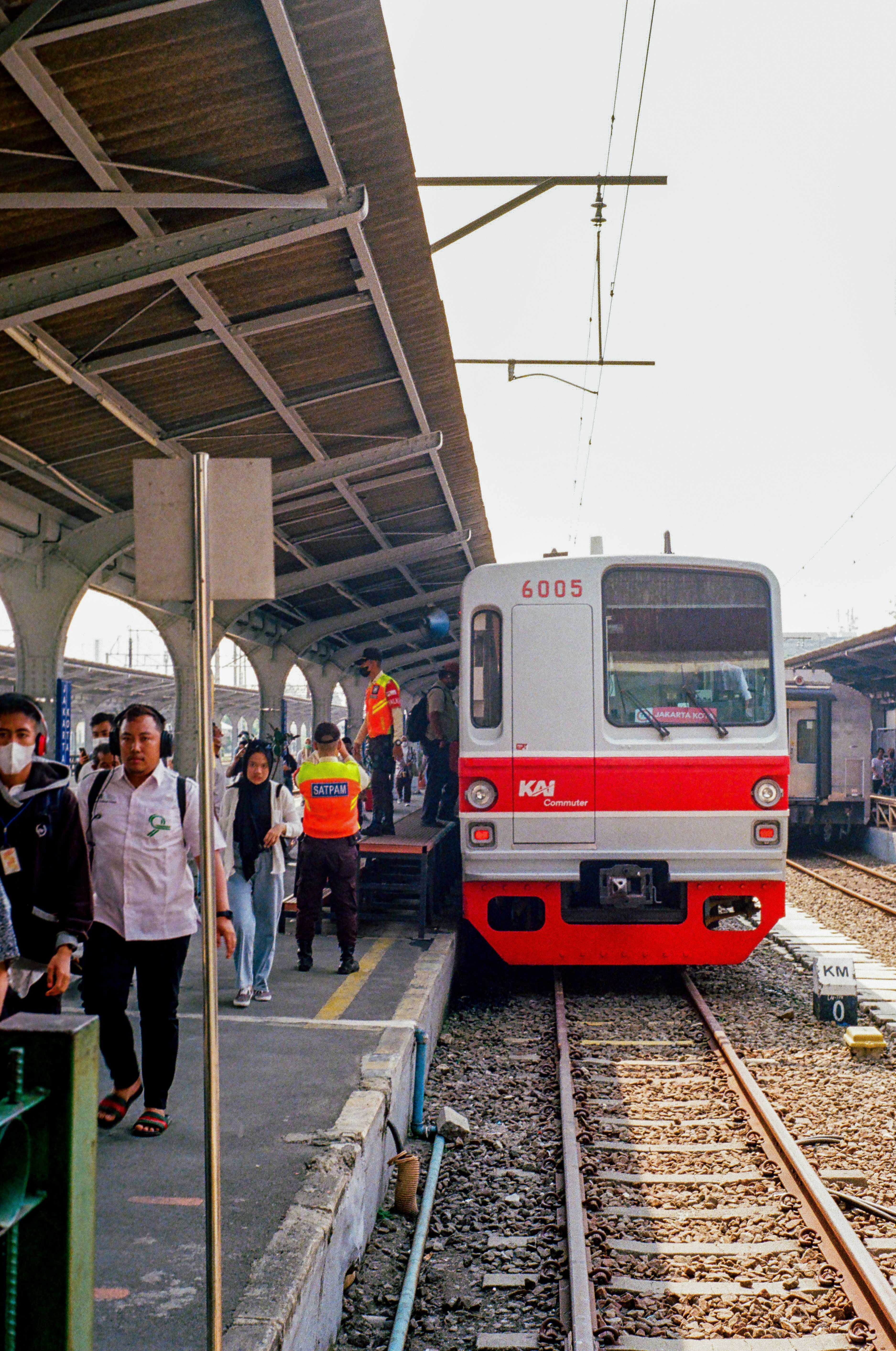 Un train rouge et blanc entrant dans une gare photo – Photo Jakarta ...