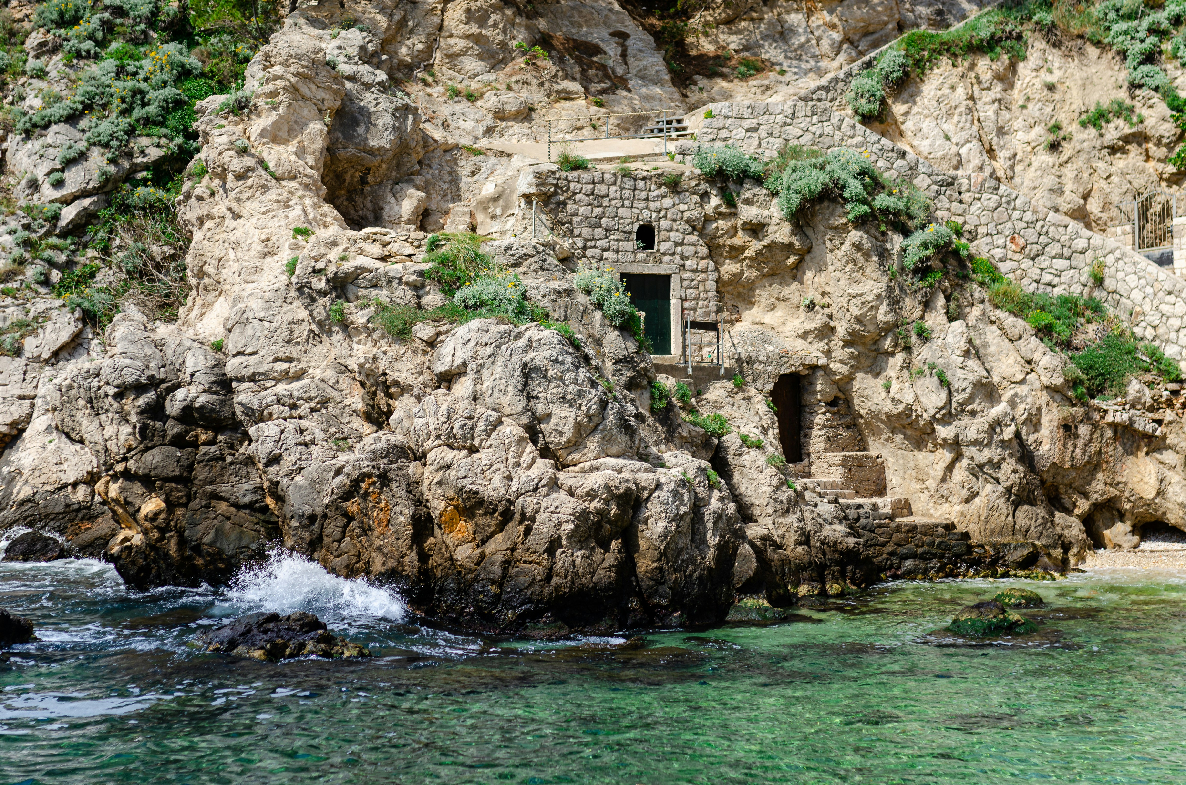 Une falaise rocheuse à côté d’un plan d’eau photo – Photo Dubrovnik ...