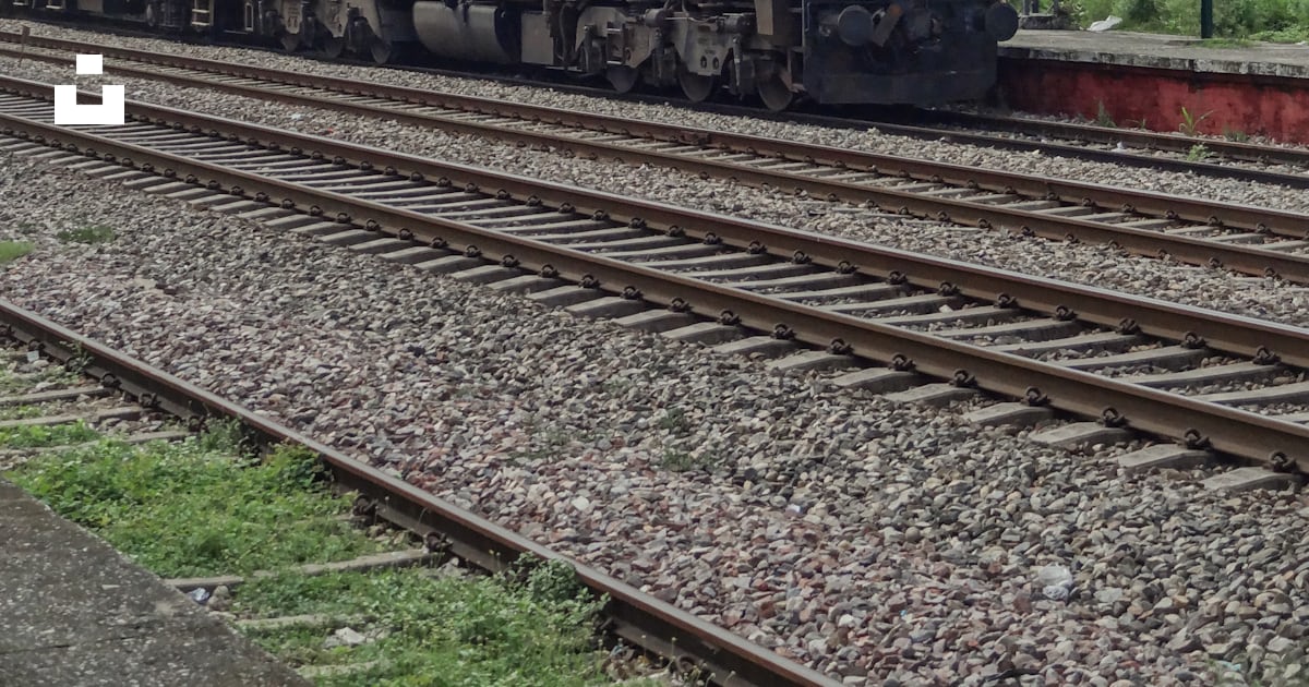 Un treno che viaggia lungo i binari del treno vicino a una foresta foto ... Un treno che viaggia lungo i binari del treno vicino a una foresta foto ...