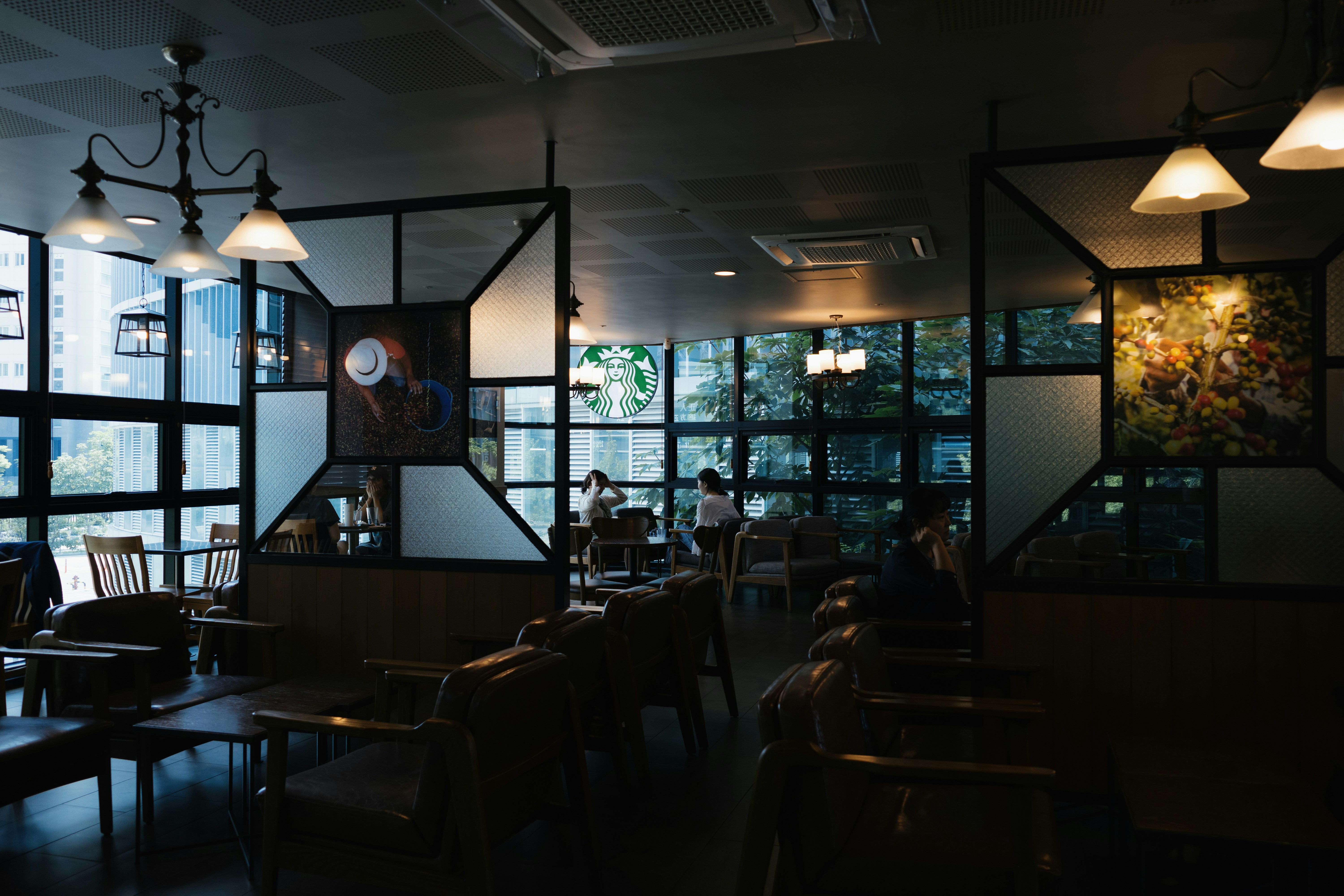 A dimly lit restaurant with people sitting at tables photo – Free Cafe ...