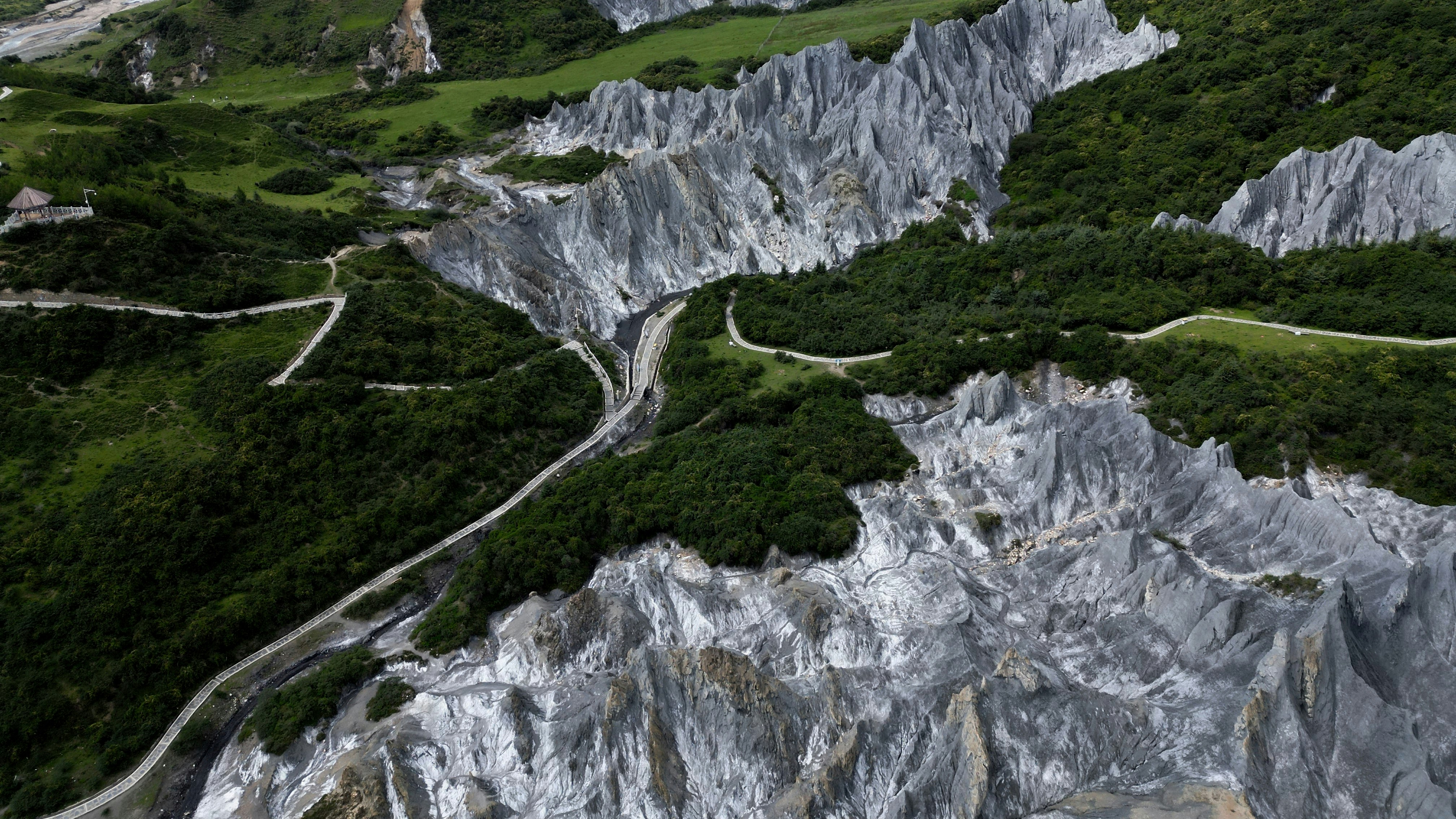 An aerial view of a winding mountain road photo – Free Moshi park ...