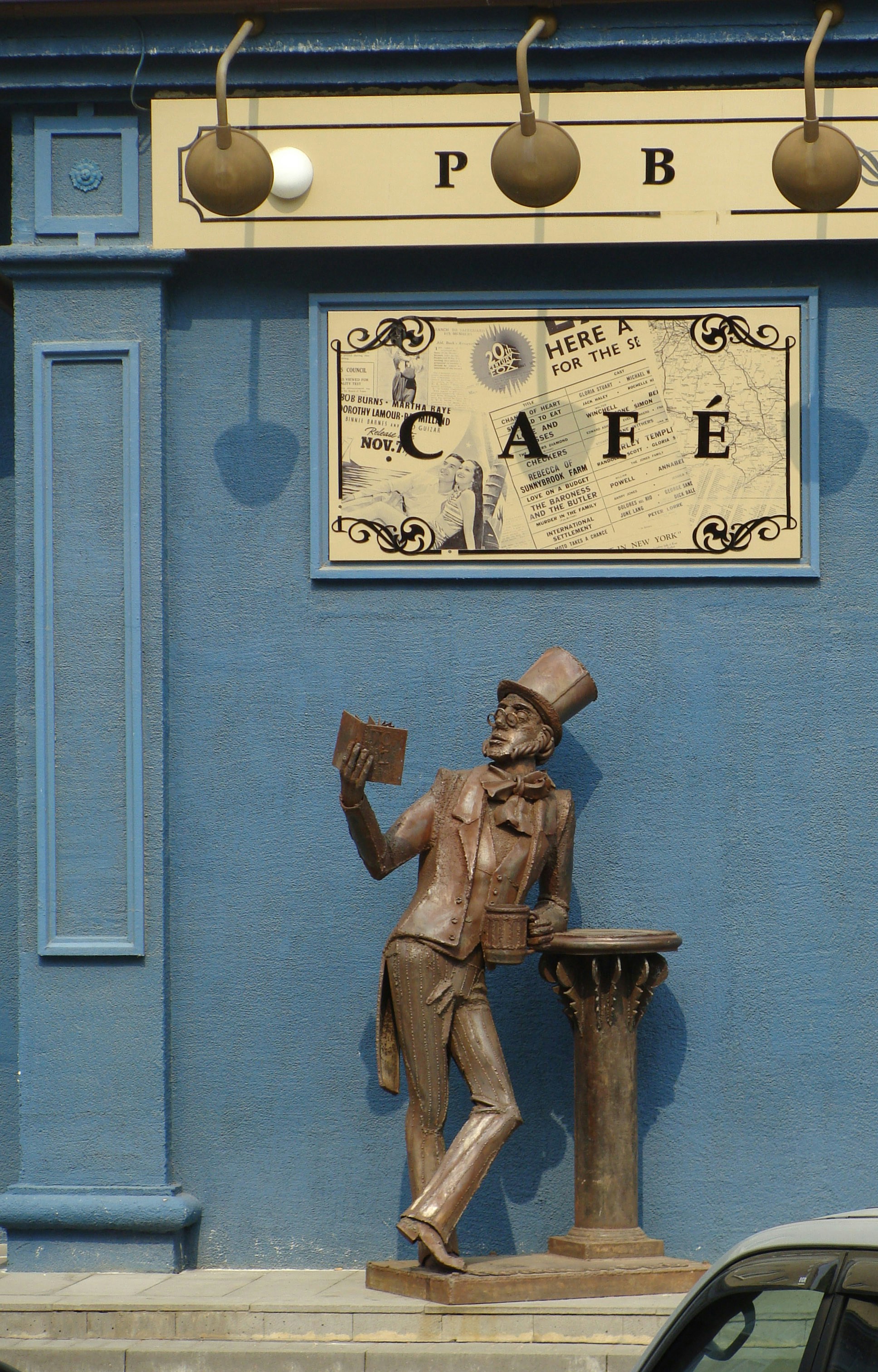 Street sculpture metal reader