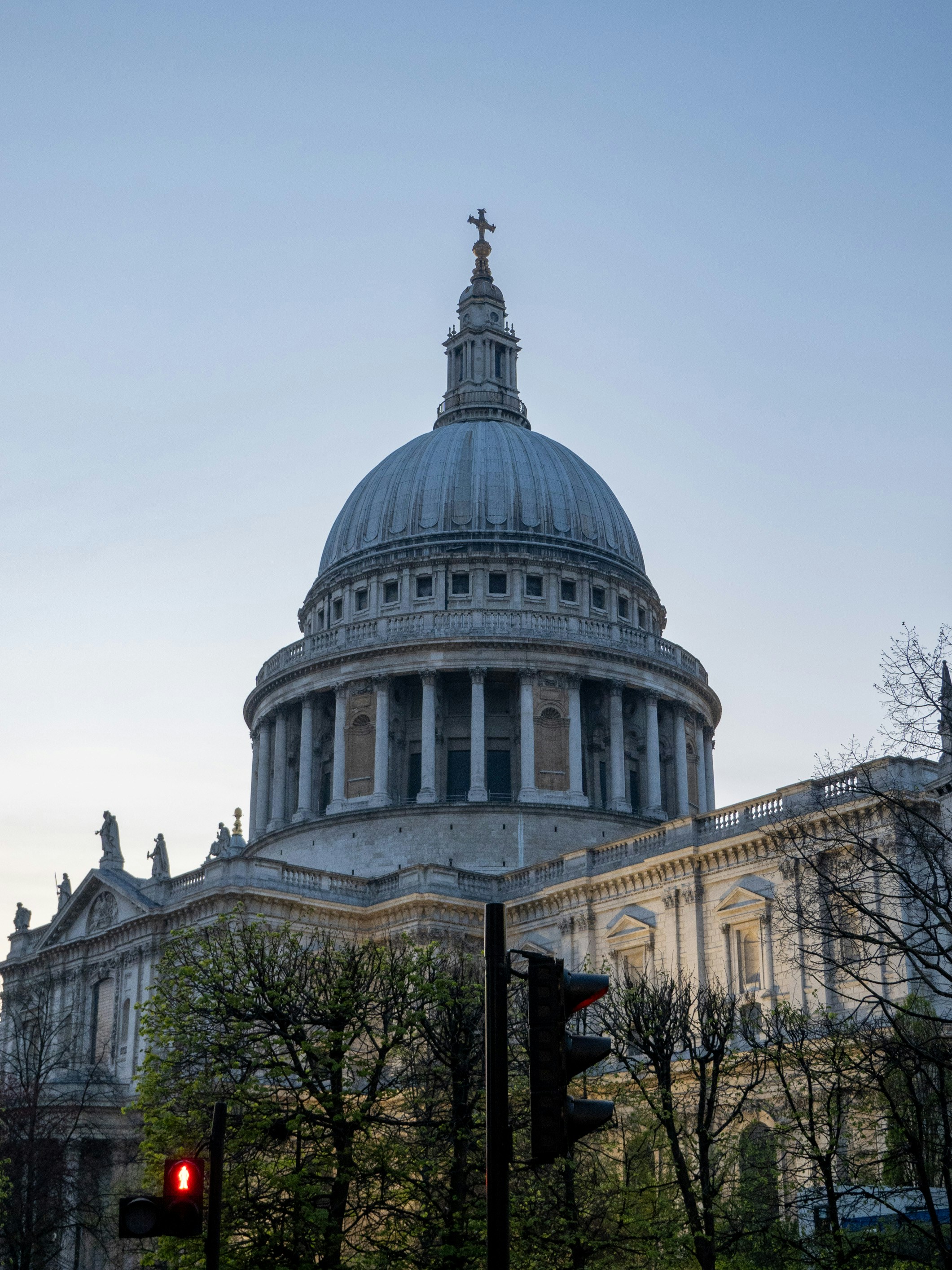 The dome of a building with a red traffic light in front of it photo ...