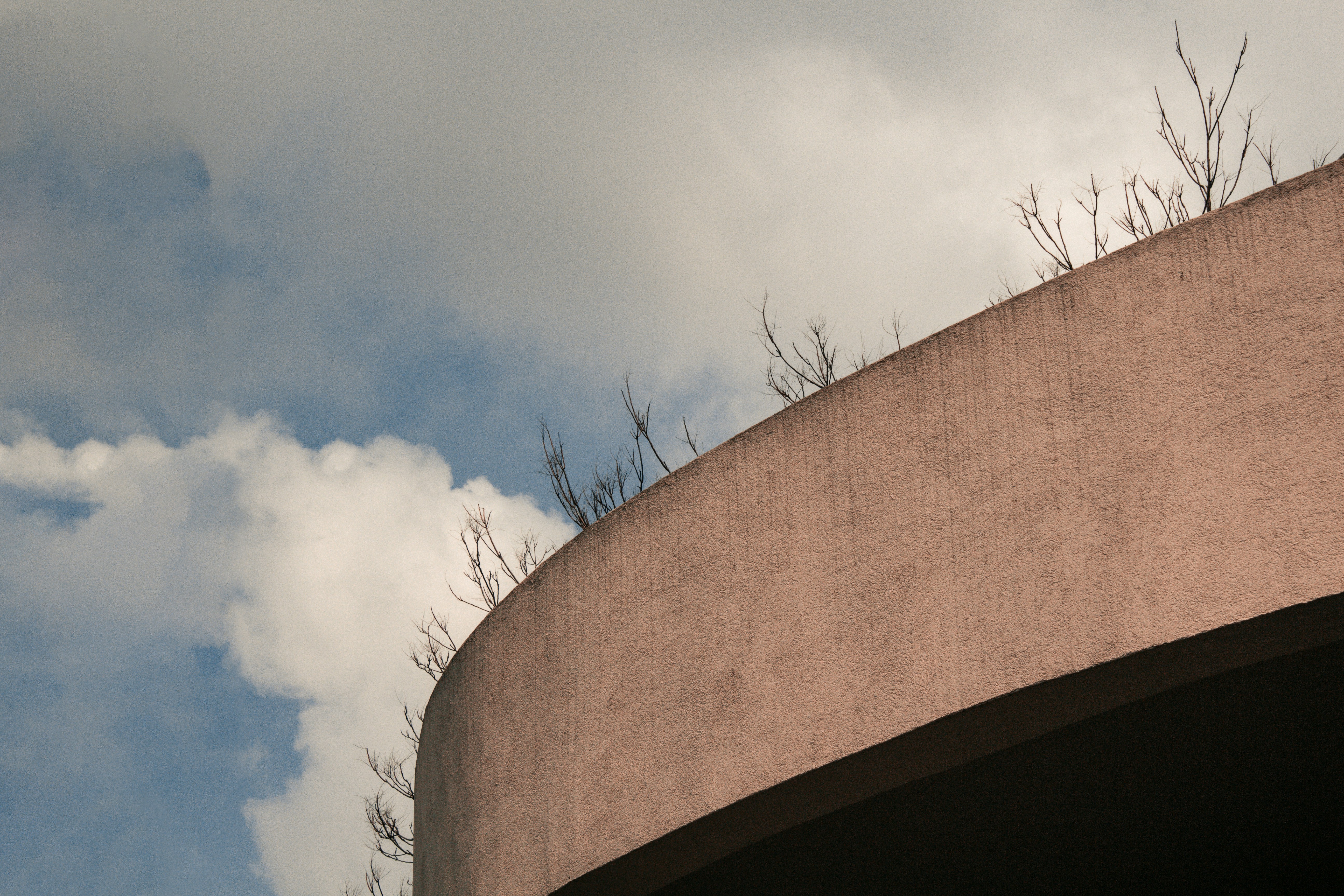 Curve of Shelter: a Concrete Arc under an Open Sky