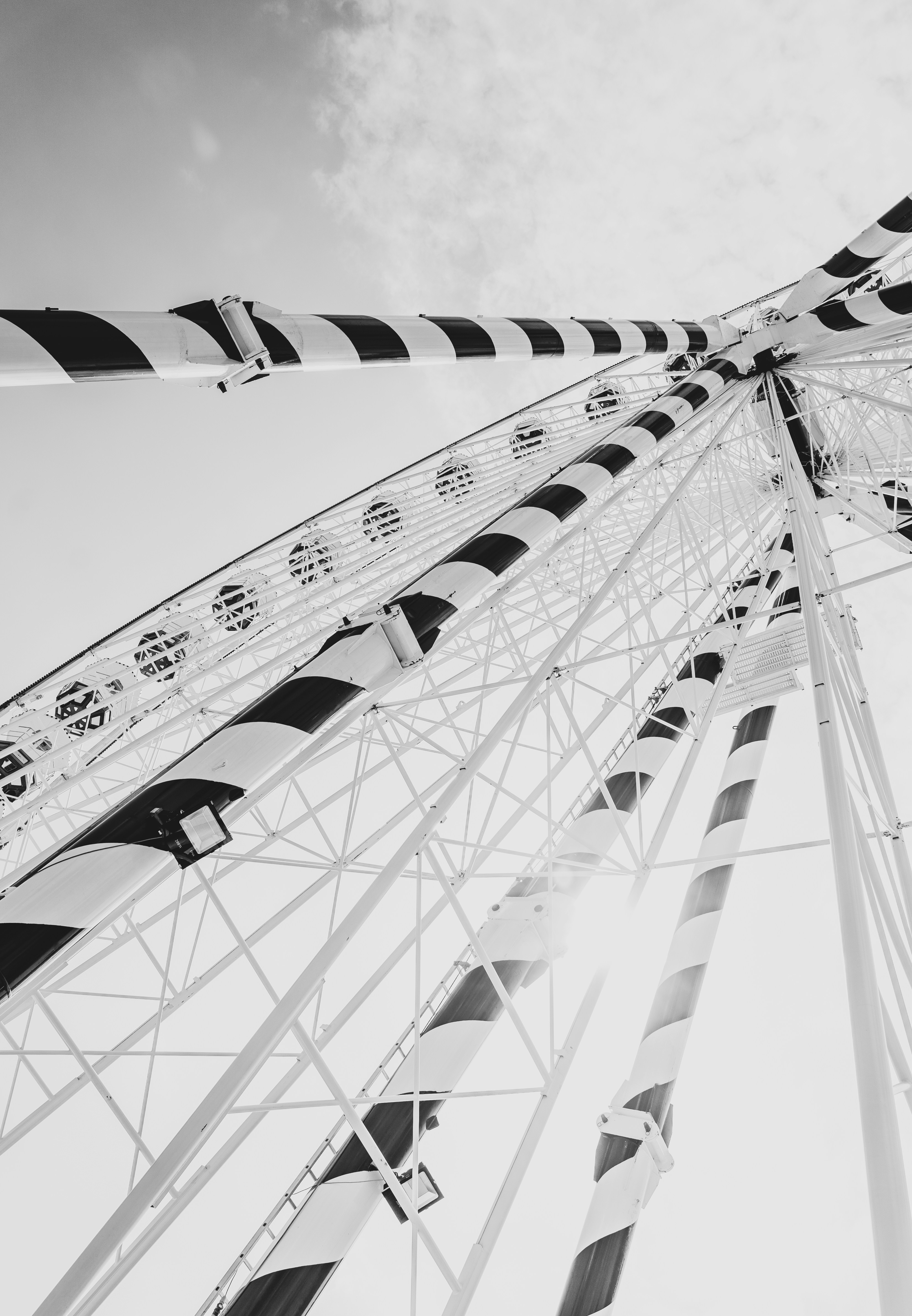 Crisscross of Steel: A Ferris Wheel Weave into the Sky