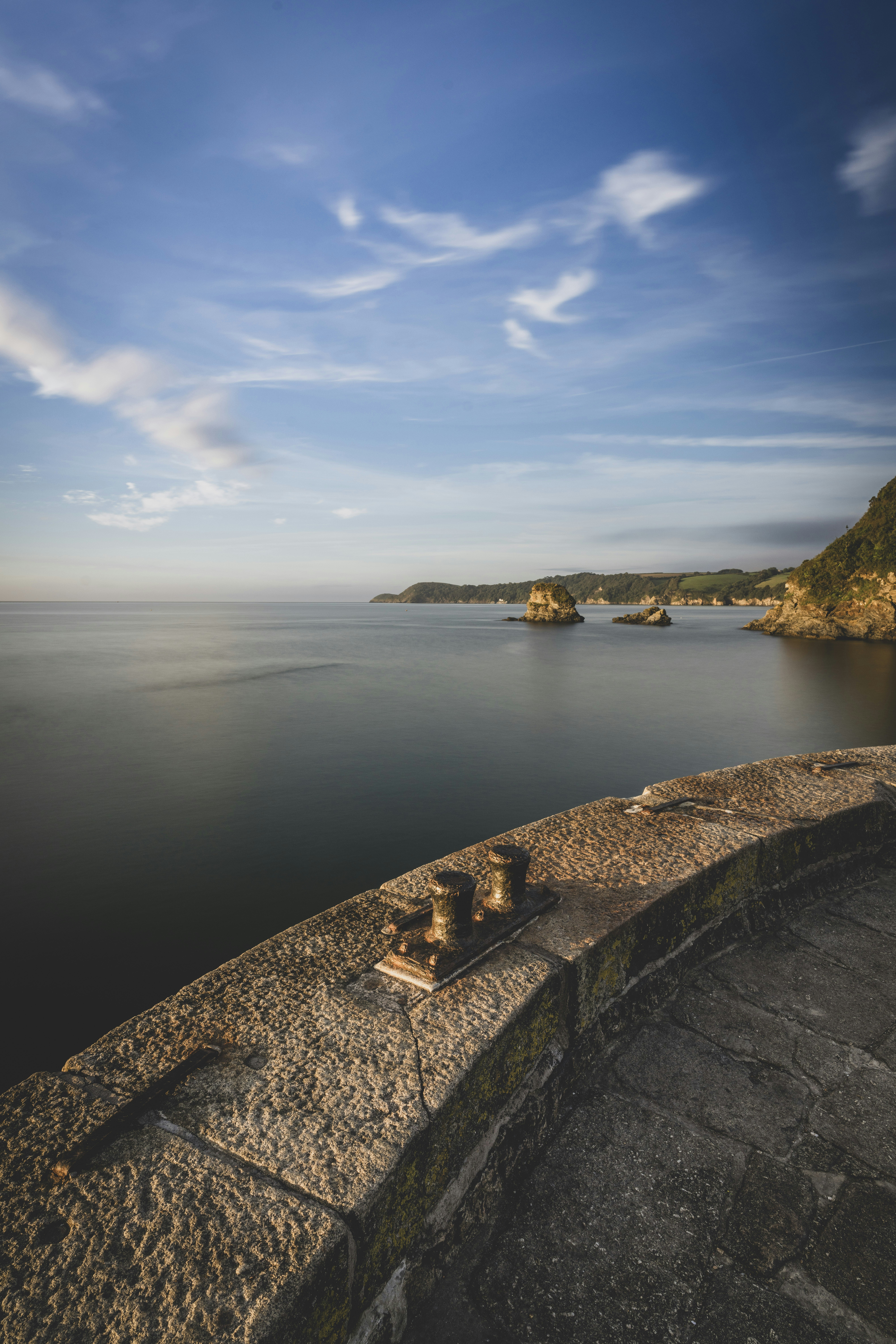 Un mur de pierre surplombe un plan d’eau photo – Photo St Austell ...