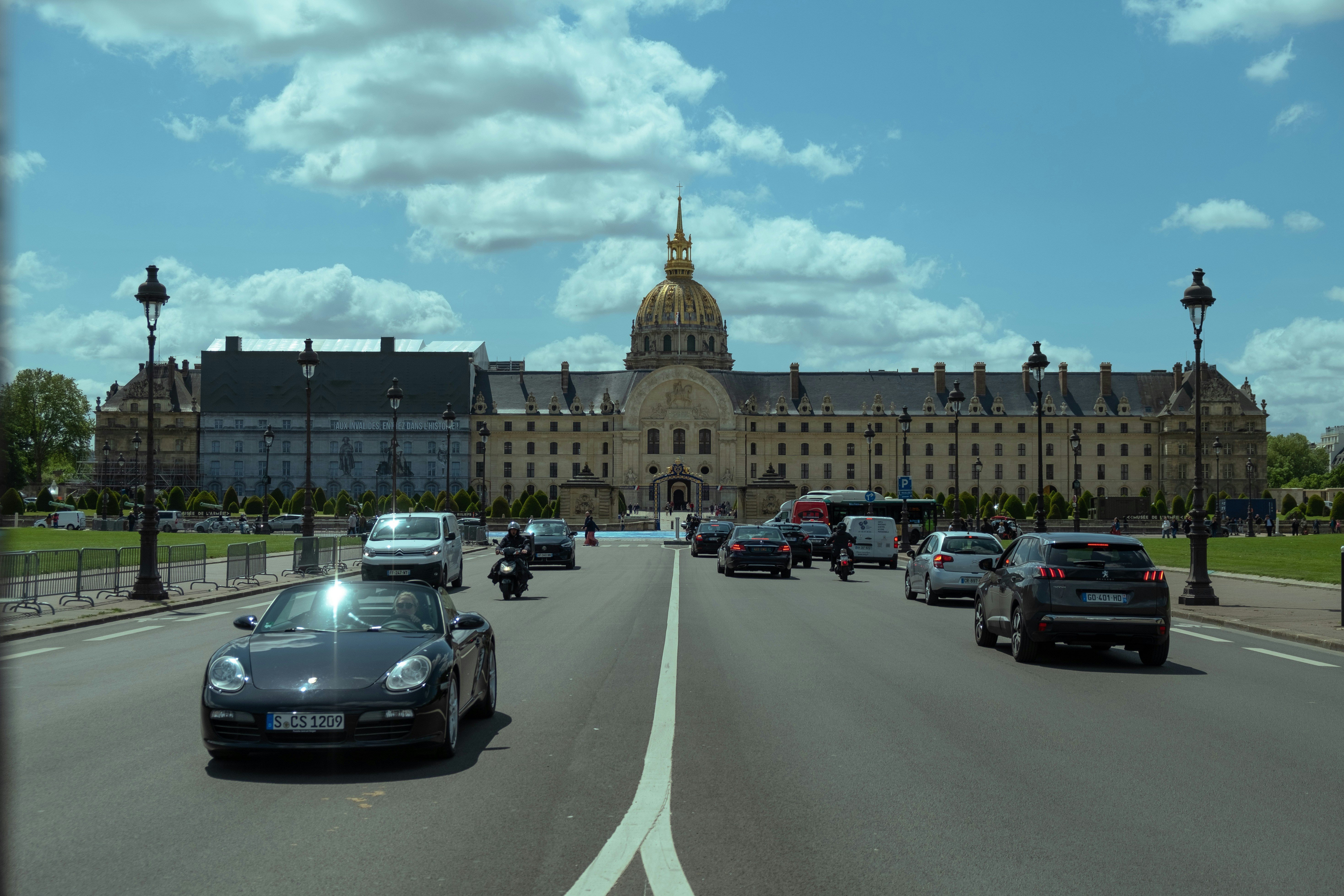 A bunch of cars that are sitting in the street photo – Free París Image ...