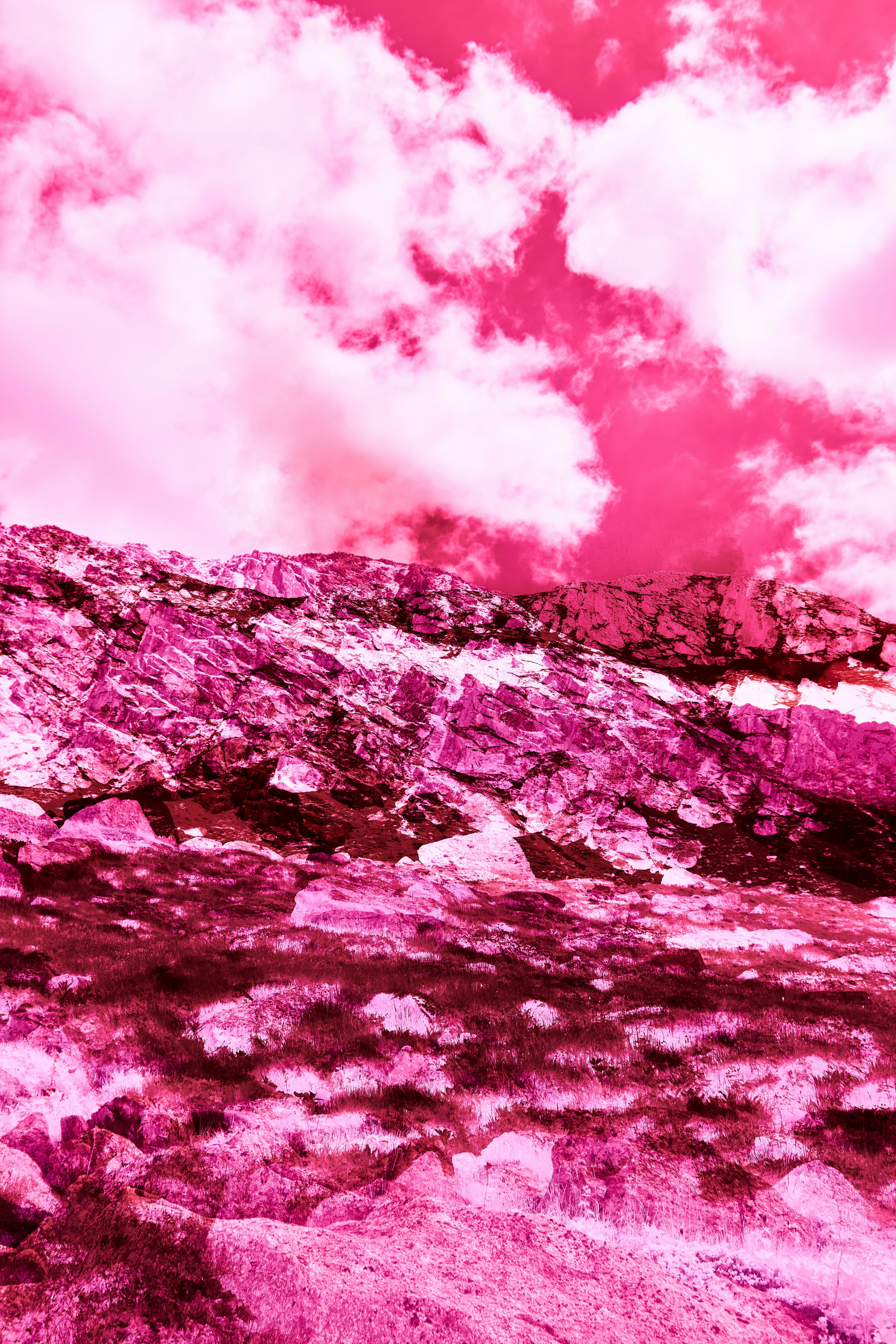 Une photo rouge et rose d’une montagne rocheuse photo – Photo Violet ...