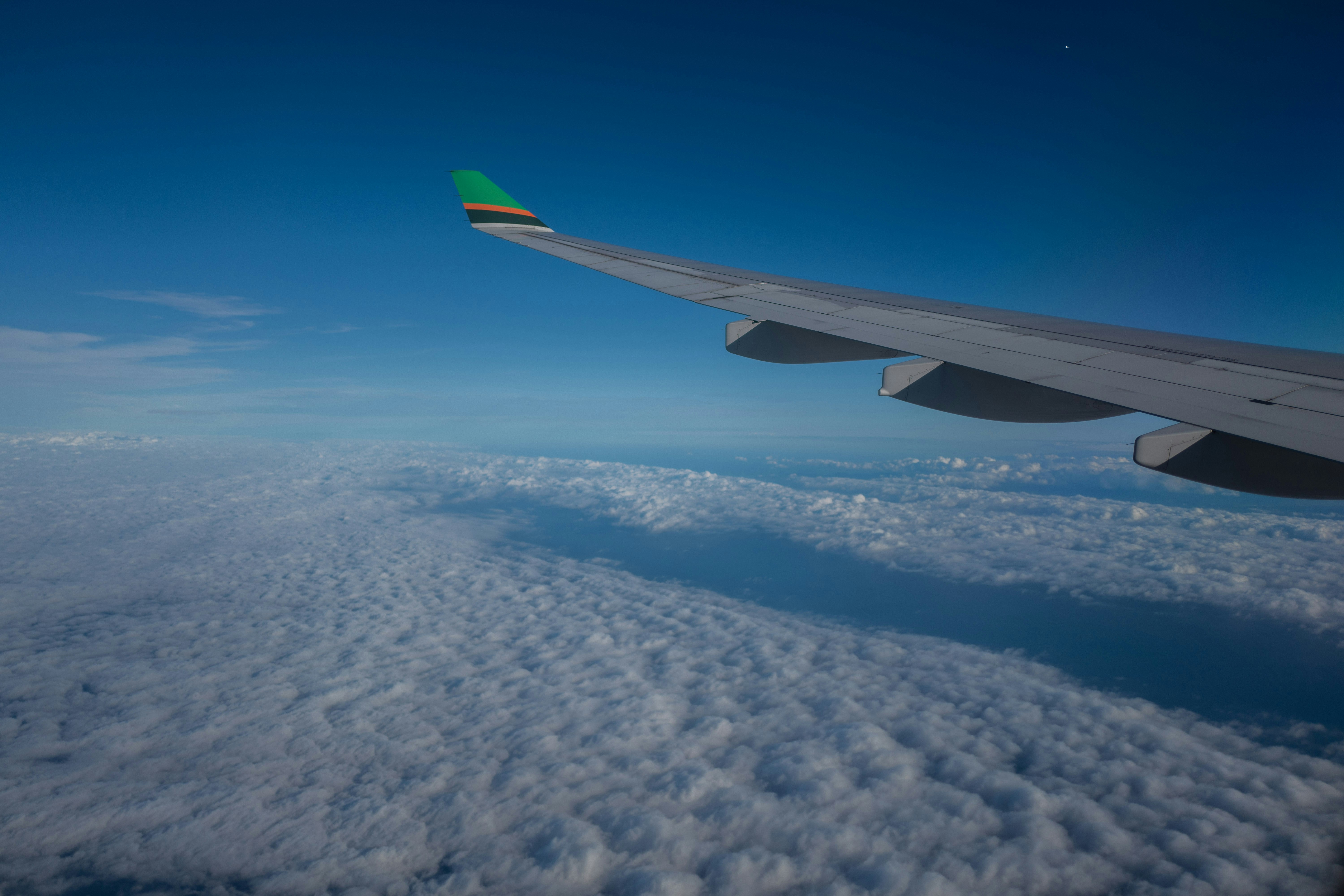 Wingtip Above the Cloud Sea: A Quiet Cruising View