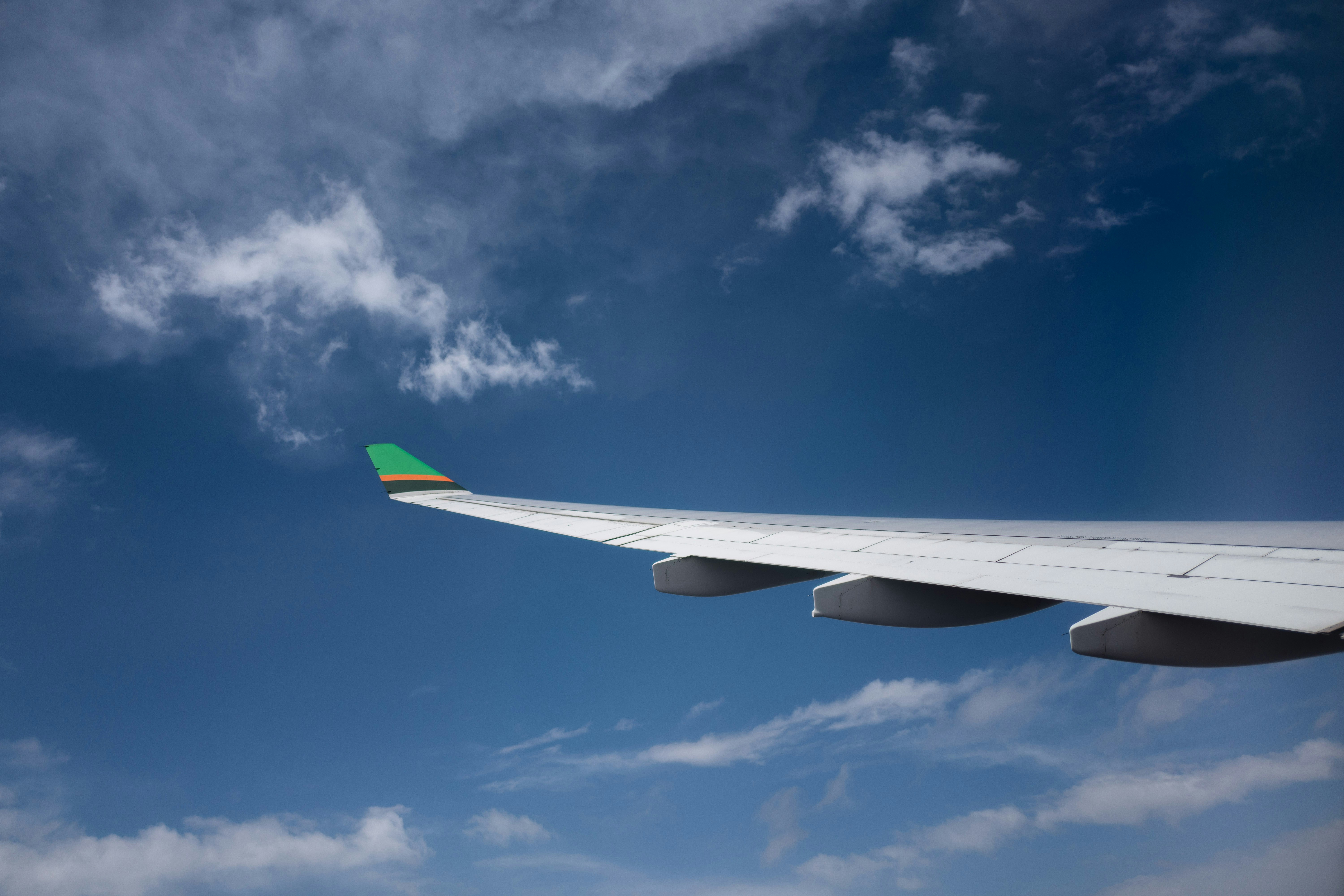 Wingtip Green: A Clear View of the Skyward Flight