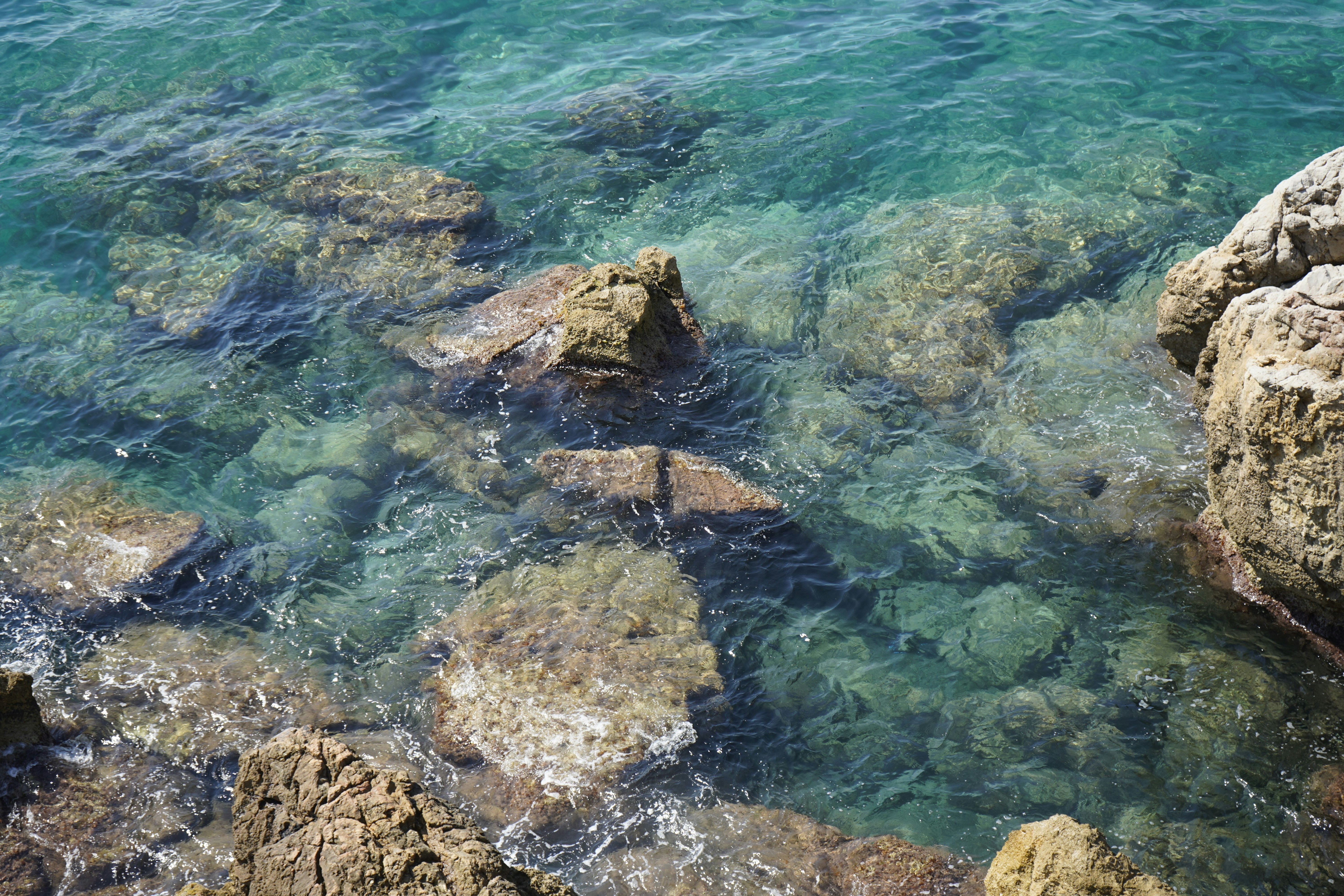 L’eau est limpide et bleue cristalline photo – Image gratuite de France ...