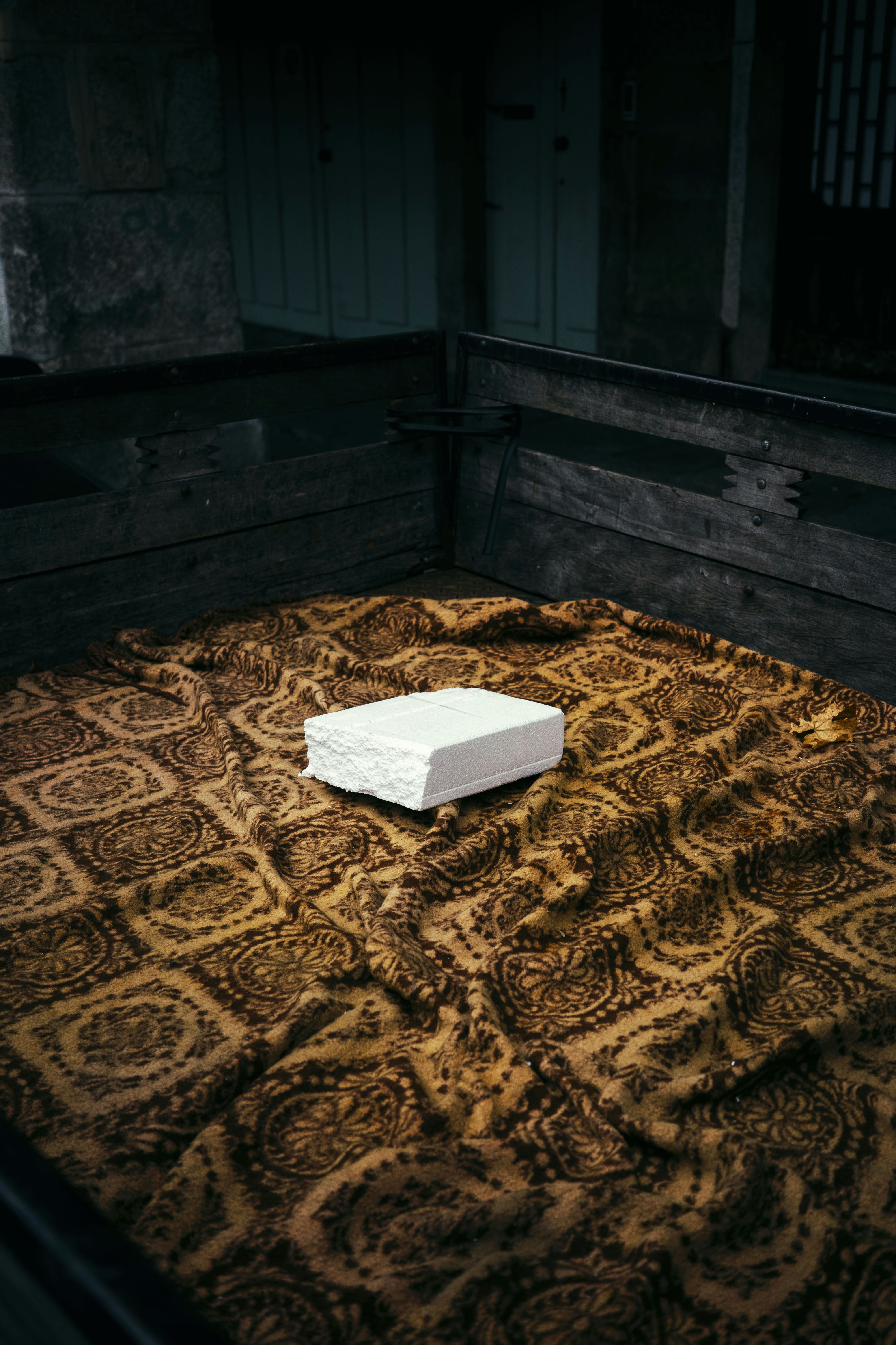 Foto Una Caja Blanca Encima De Una Cama Imagen Portugal Gratis En