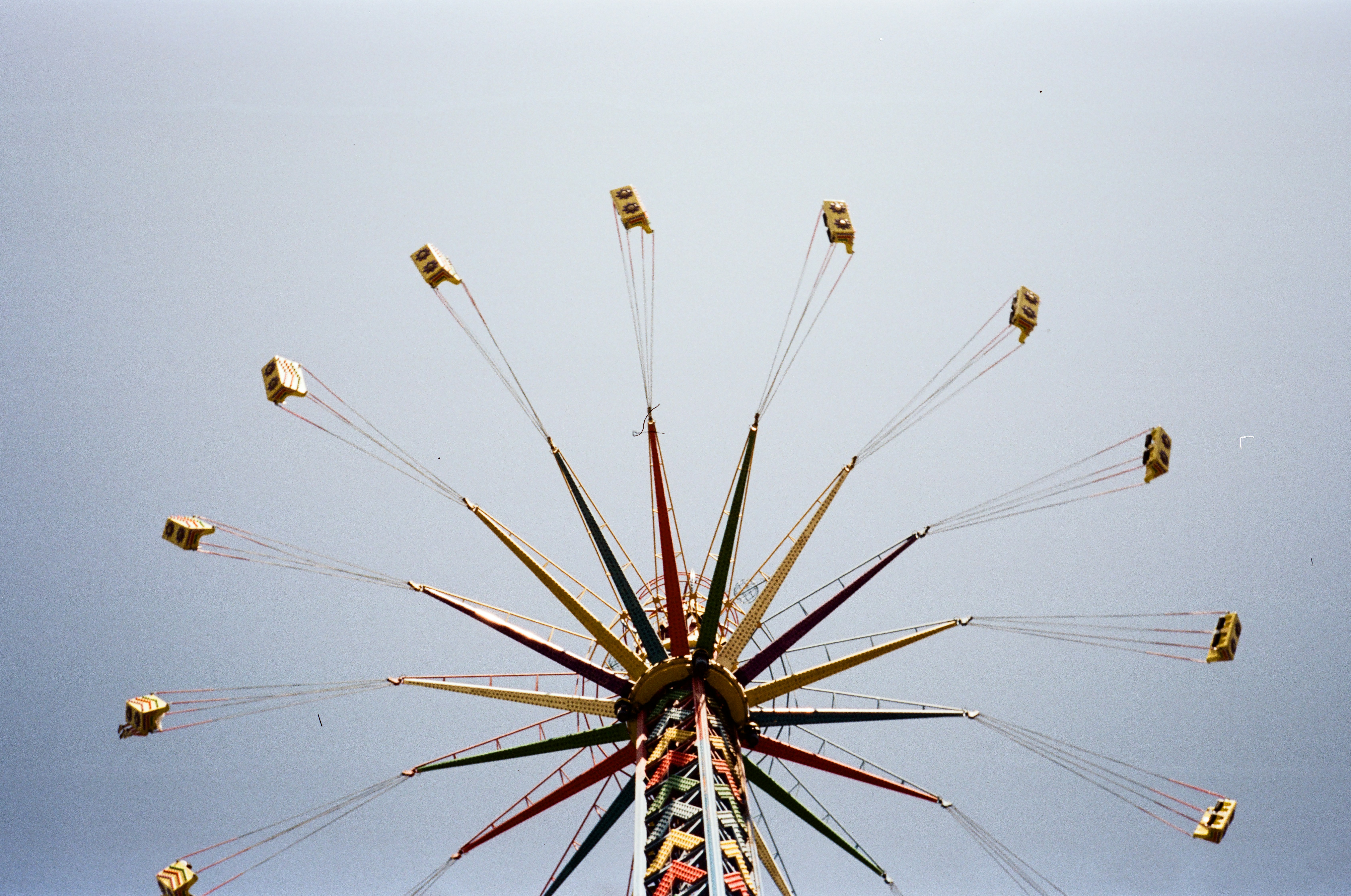 A ferris wheel with lots of strings attached to it photo – Free ...