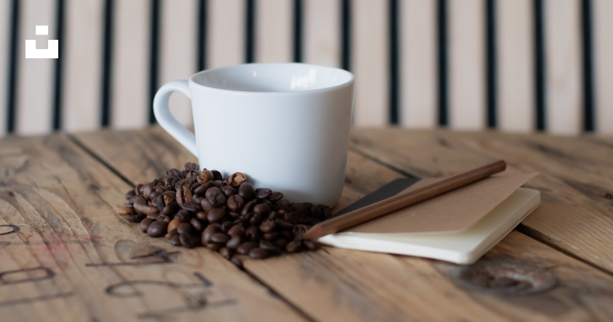 Une Tasse De Café Posée Sur Une Table En Bois Photo Image Gratuite De