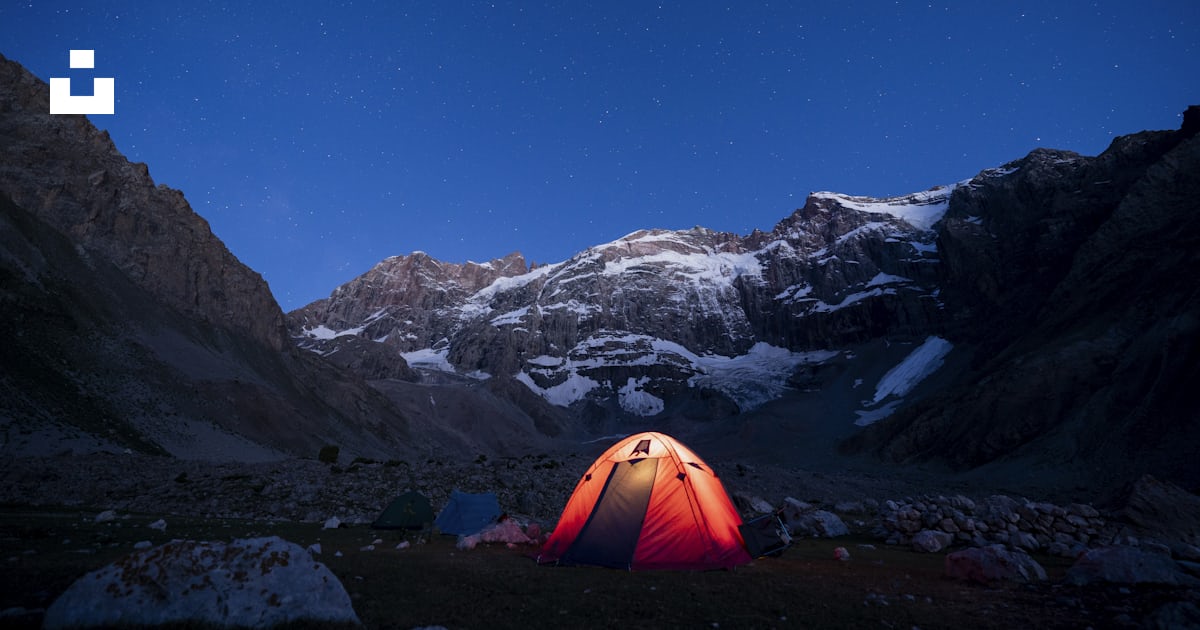 Une Tente Dressée Dans Les Montagnes La Nuit Photo Photo Monts Fann