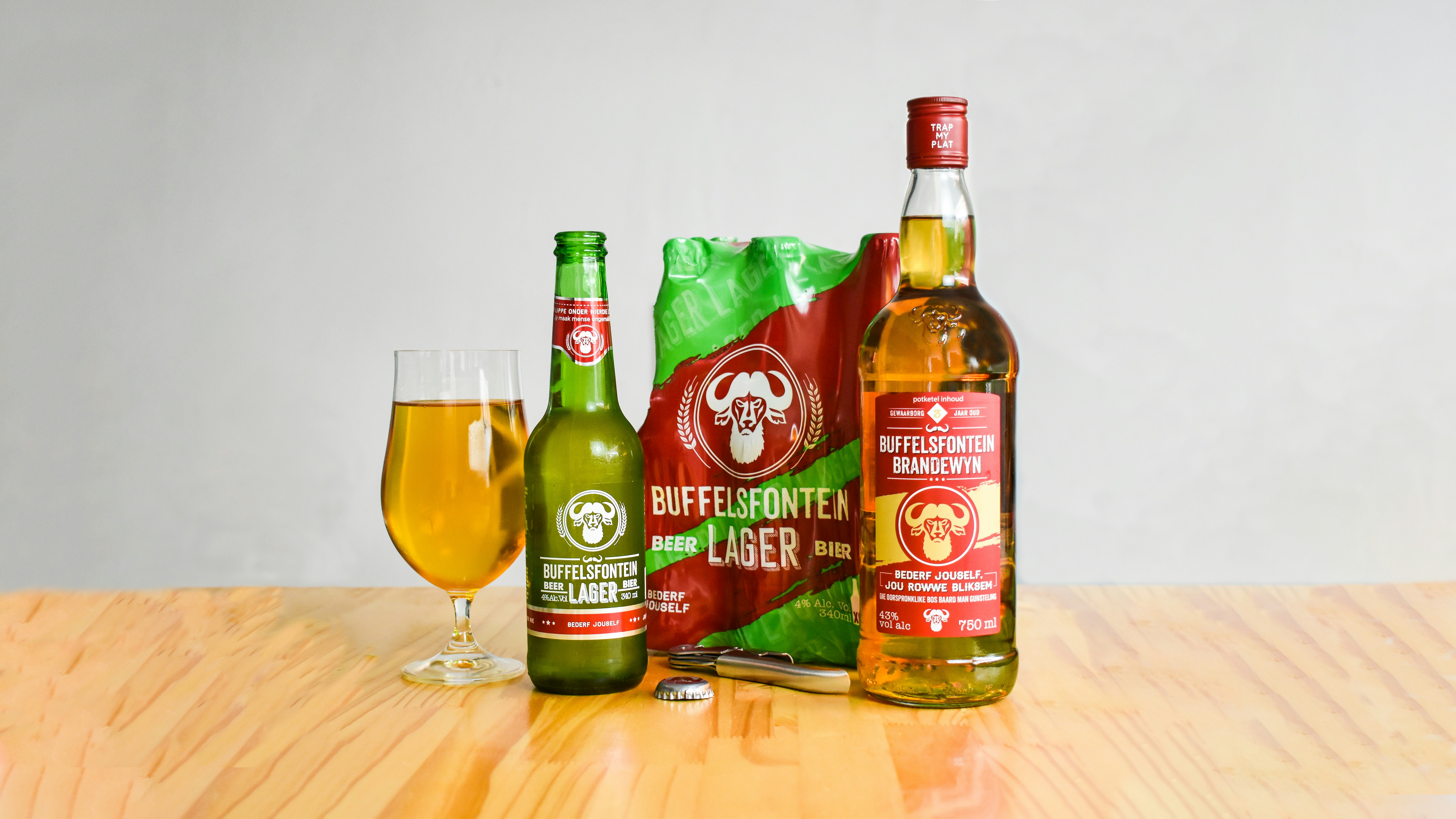 Foto Una mesa de madera cubierta con botellas de alcohol – Imagen ...