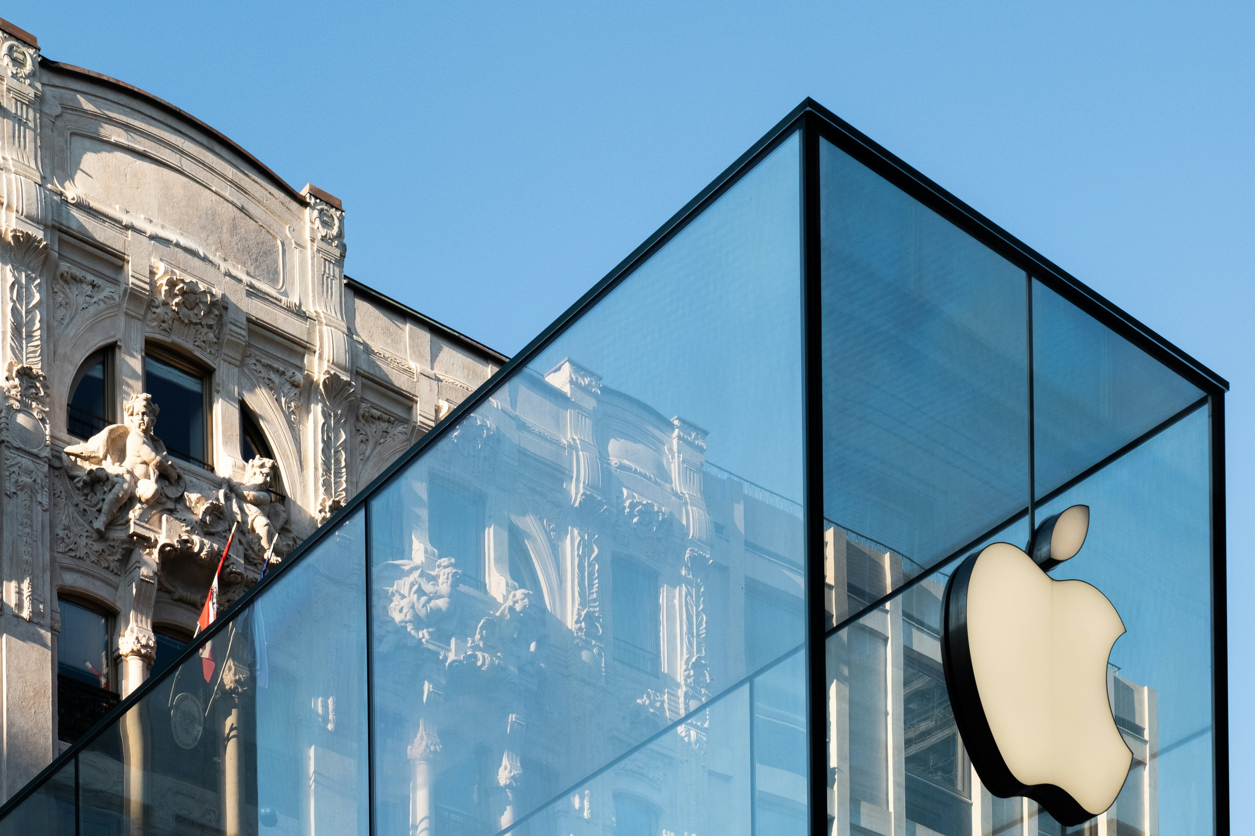 An apple logo on the side of a building photo – Free Milan Image on ...