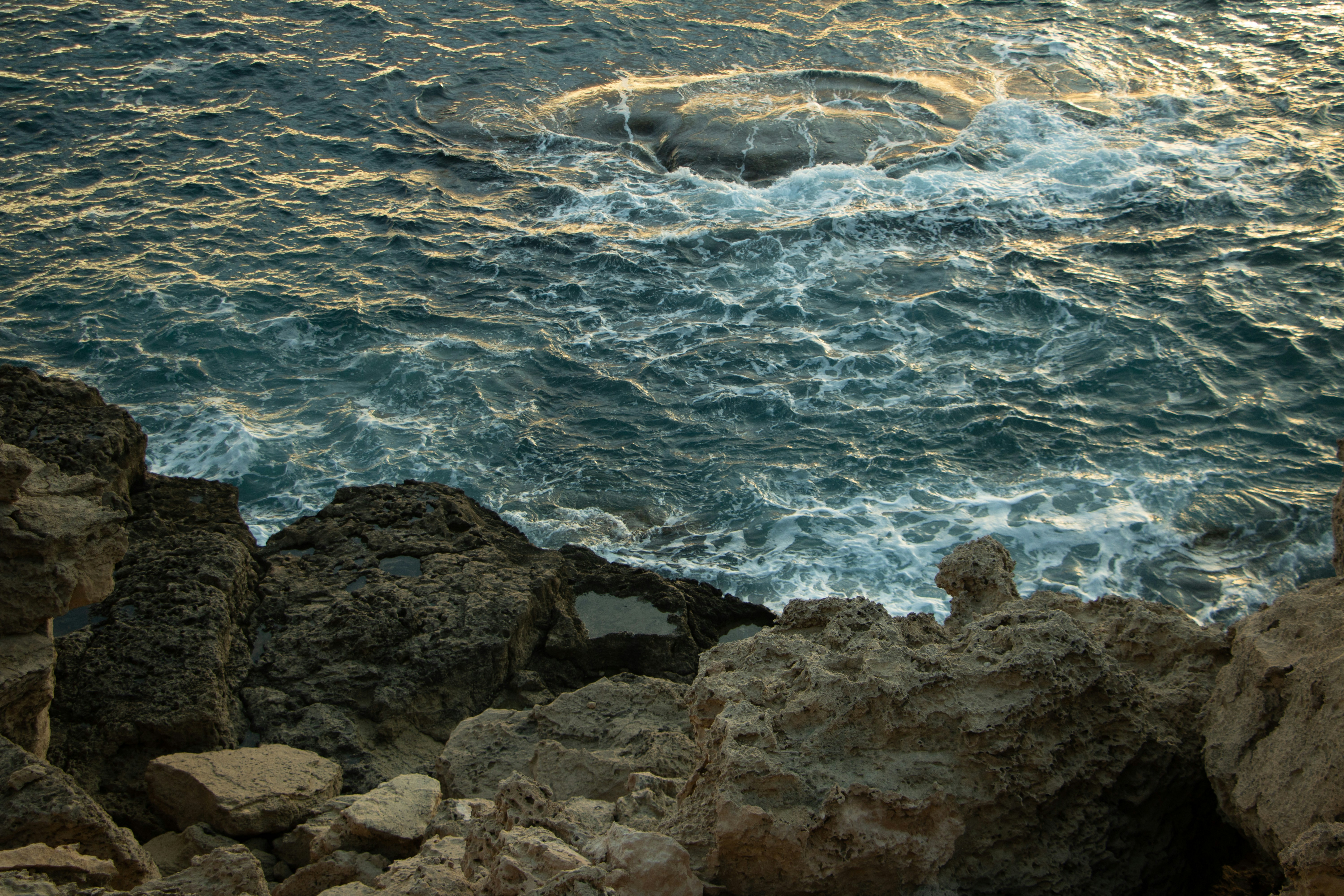 Une grande formation rocheuse au milieu d’un plan d’eau photo – Photo ...