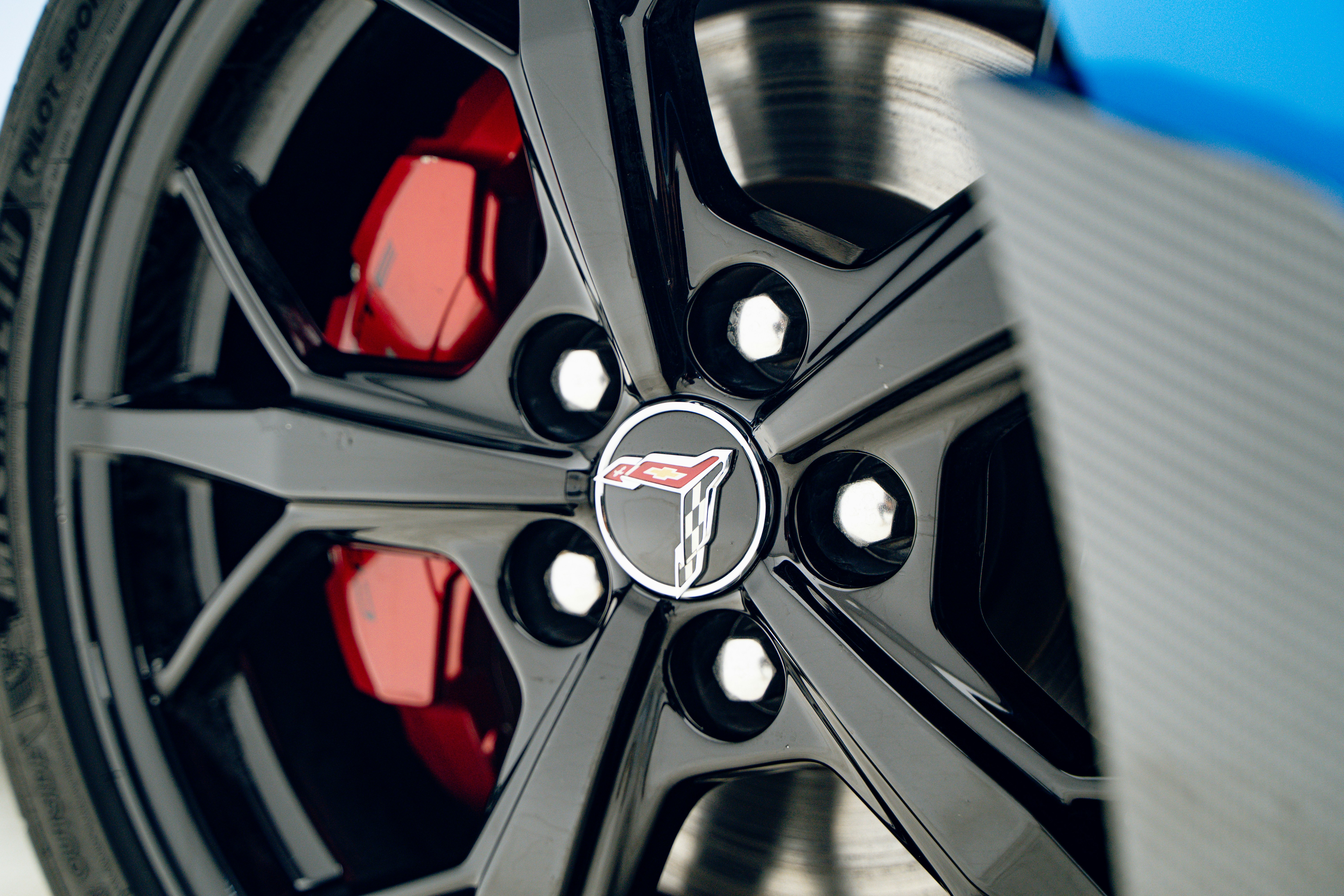 Gros plan d’une roue sur une voiture de sport photo – Photo Machine ...