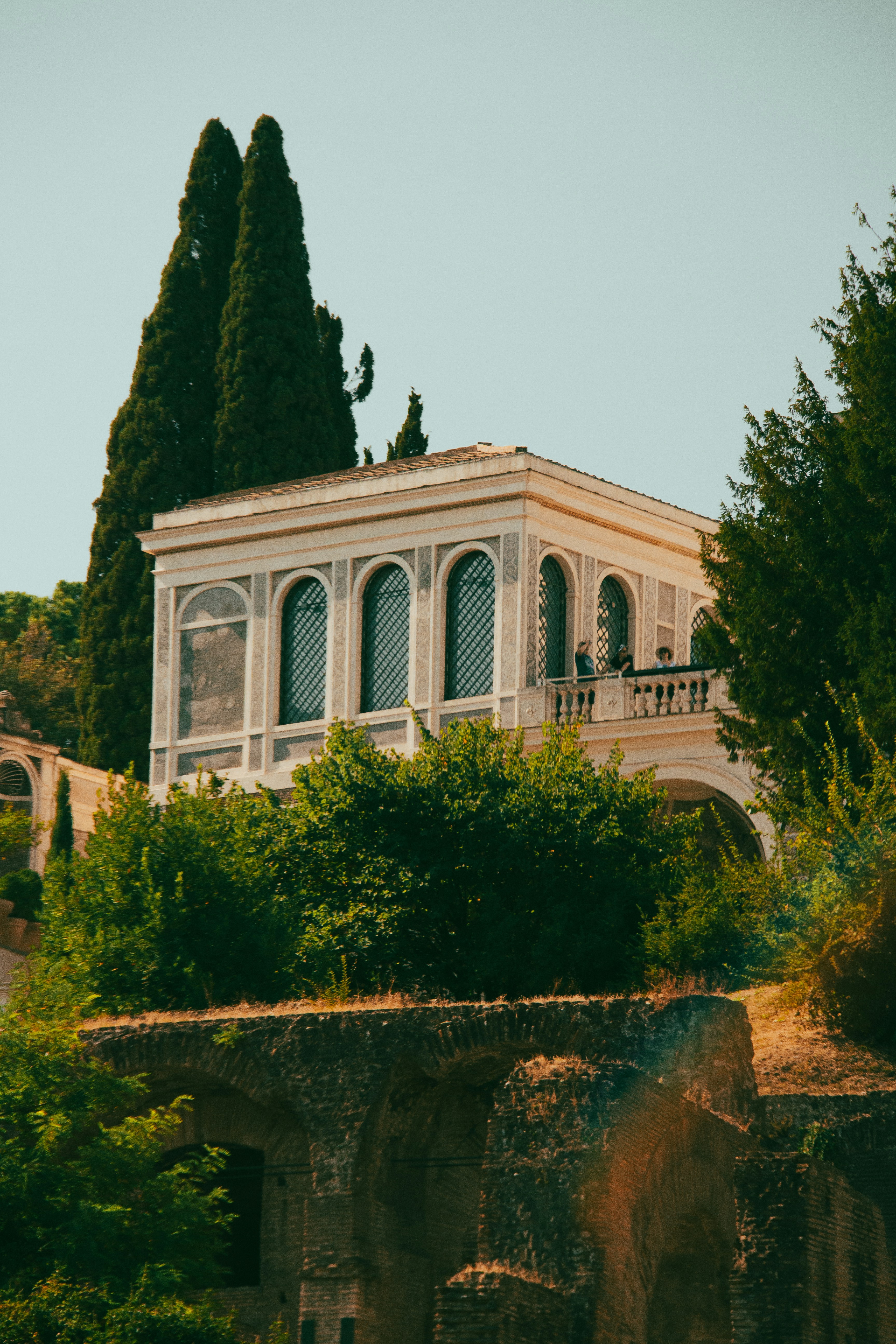 Un gran edificio blanco con un balcón en la parte superior foto ...
