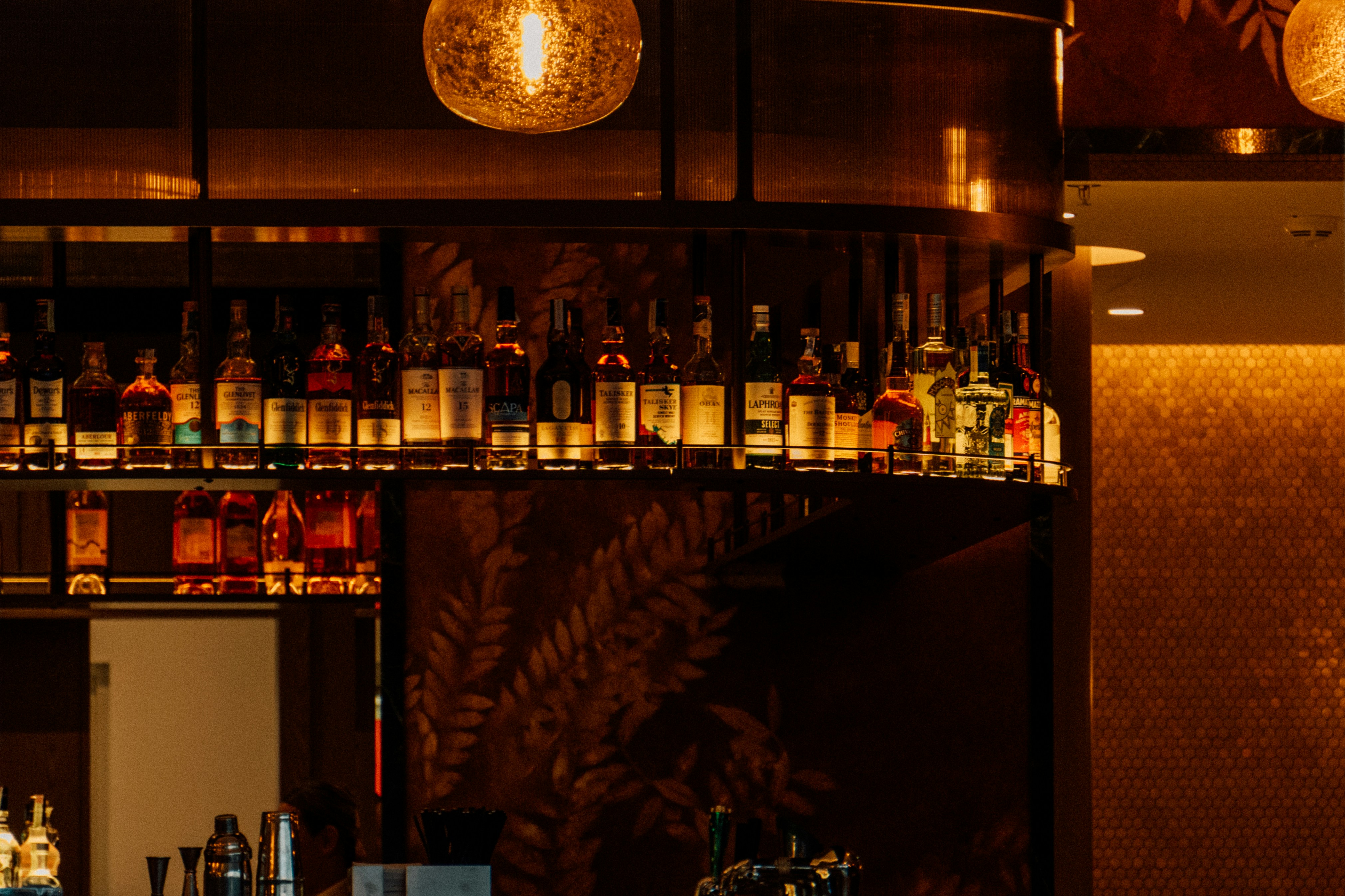 Un bar rempli de nombreuses bouteilles d’alcool photo – Photo D’un ...