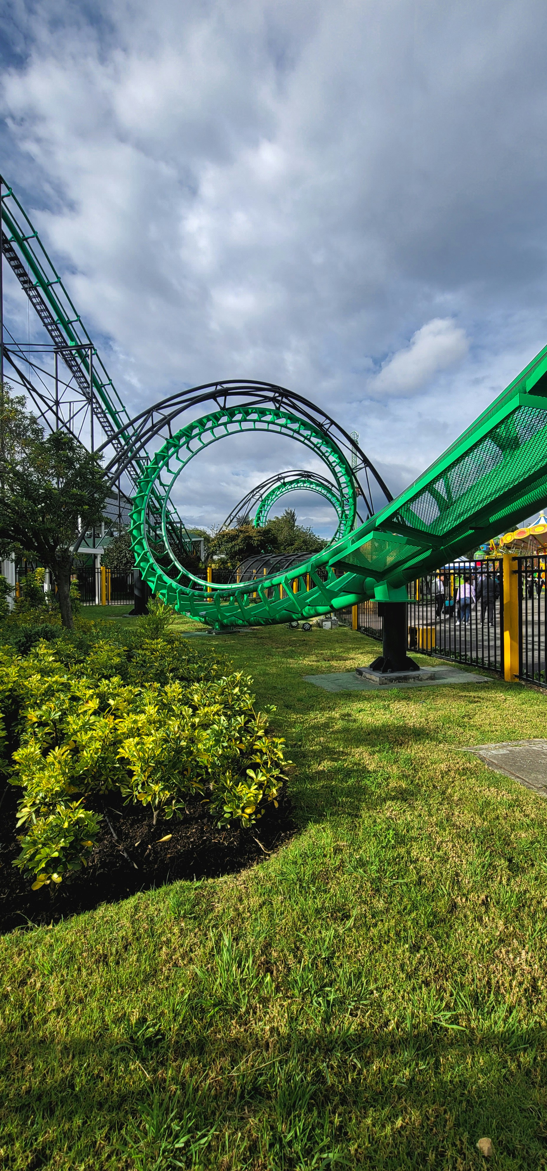 A green roller coaster going down a hill photo – Free Salitre mágico ...