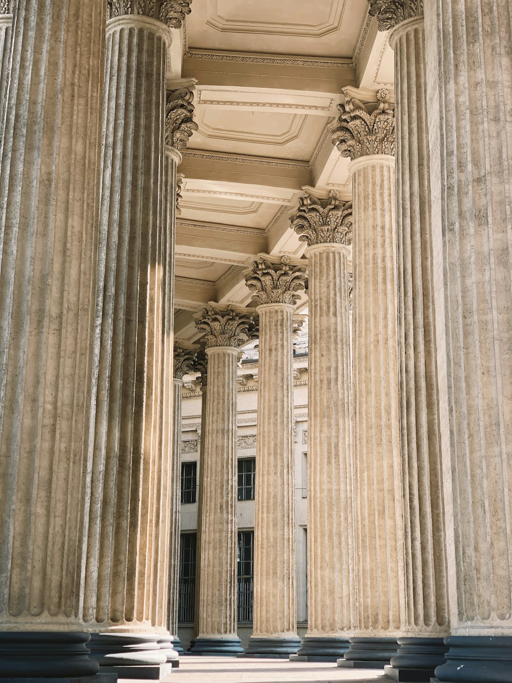 Foto As colunas de um edifício são alinhadas com colunas – Imagem de ... Foto As colunas de um edifício são alinhadas com colunas – Imagem de ...