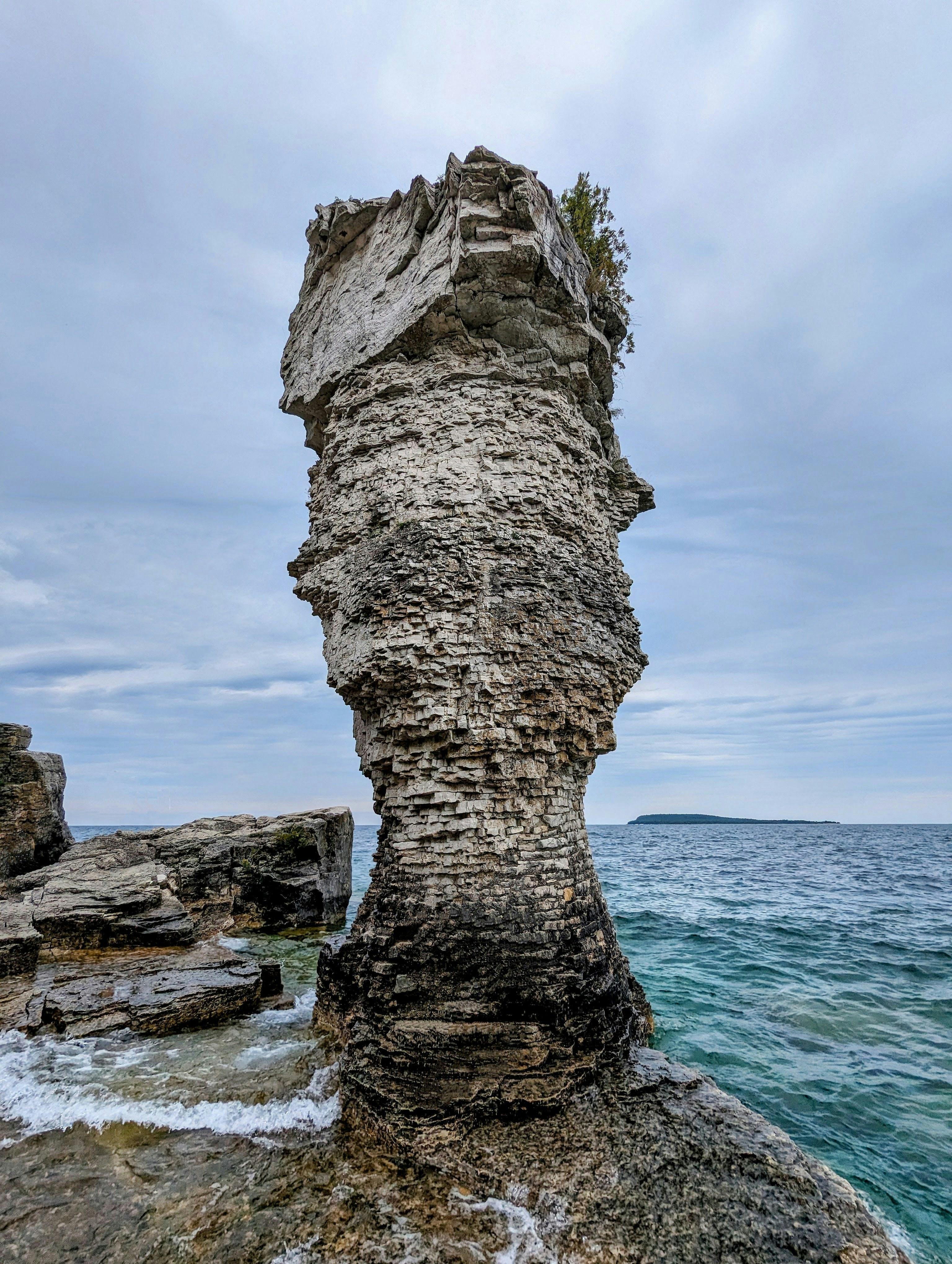 Une formation rocheuse au milieu d’un plan d’eau photo – Photo Île ...