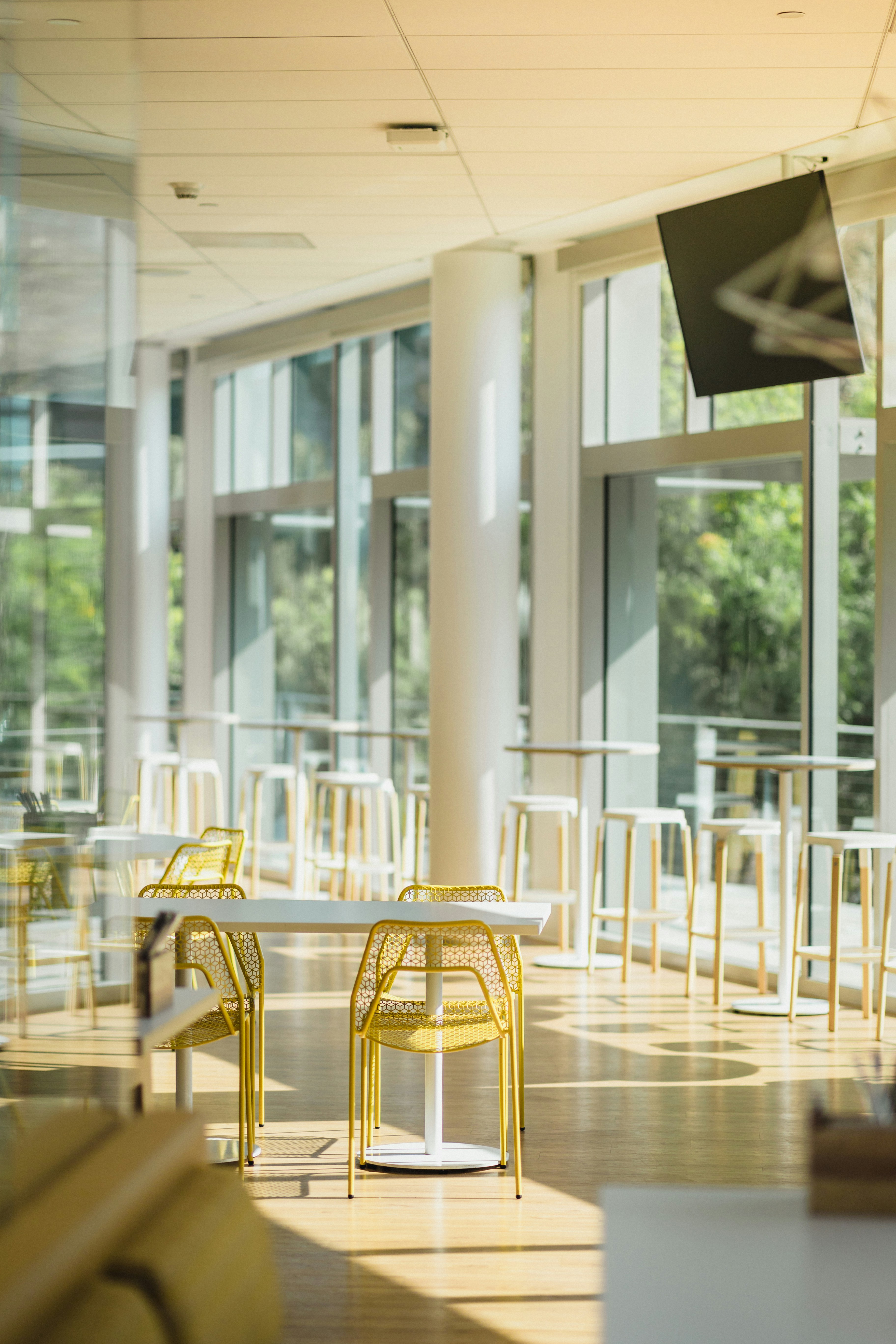 A room filled with lots of tables and chairs photo – Free Interior ...