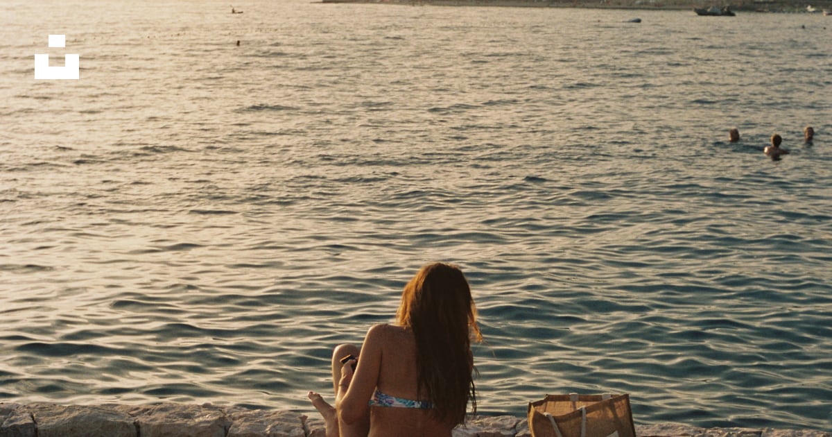 Une Femme Est Assise Au Bord De Leau Photo Image Gratuite De Croatie