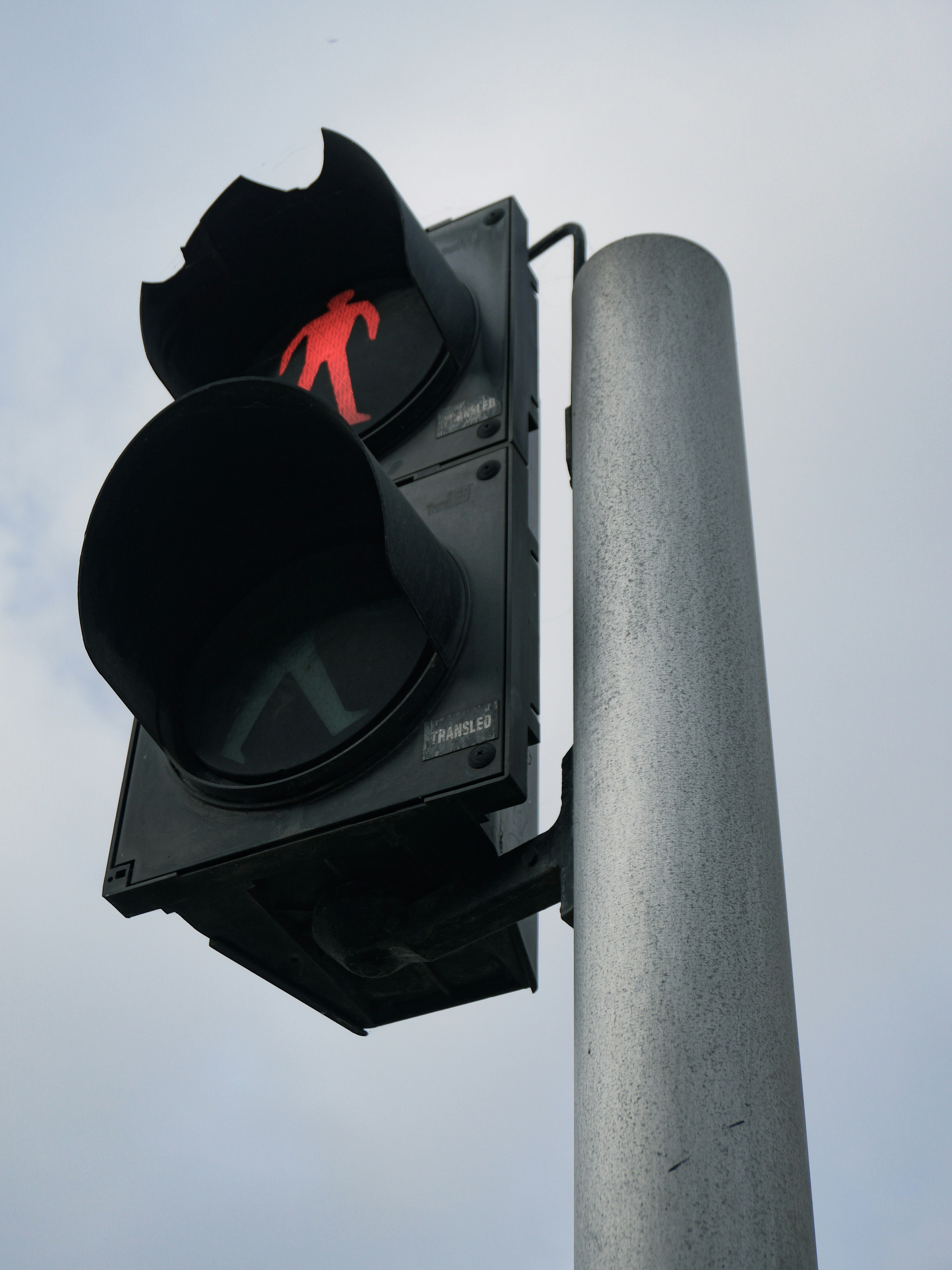 Un feu de circulation muni d’un signal rouge de passage pour piétons ...