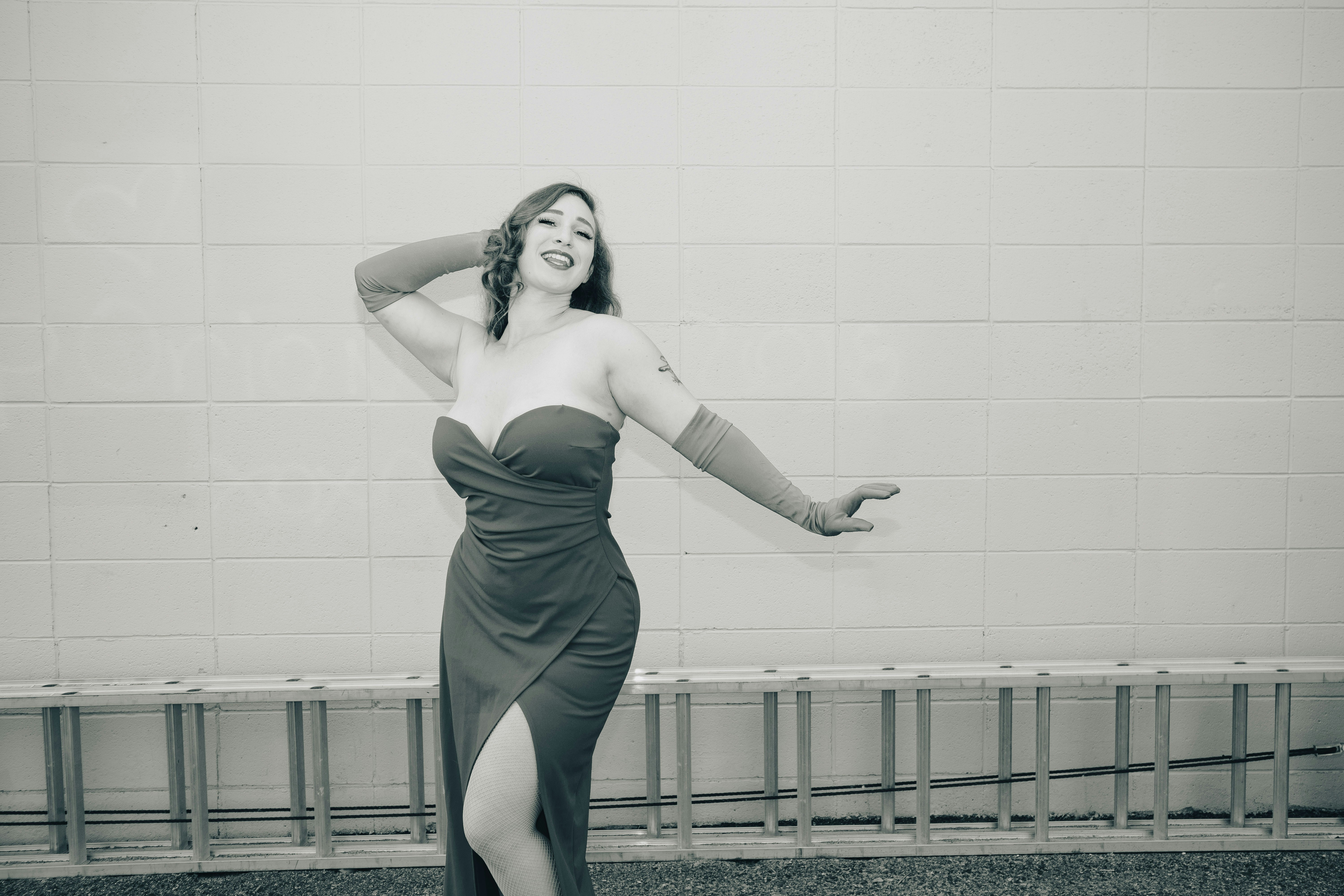 Une femme en robe pose pour une photo photo – Image gratuite de Femme ...