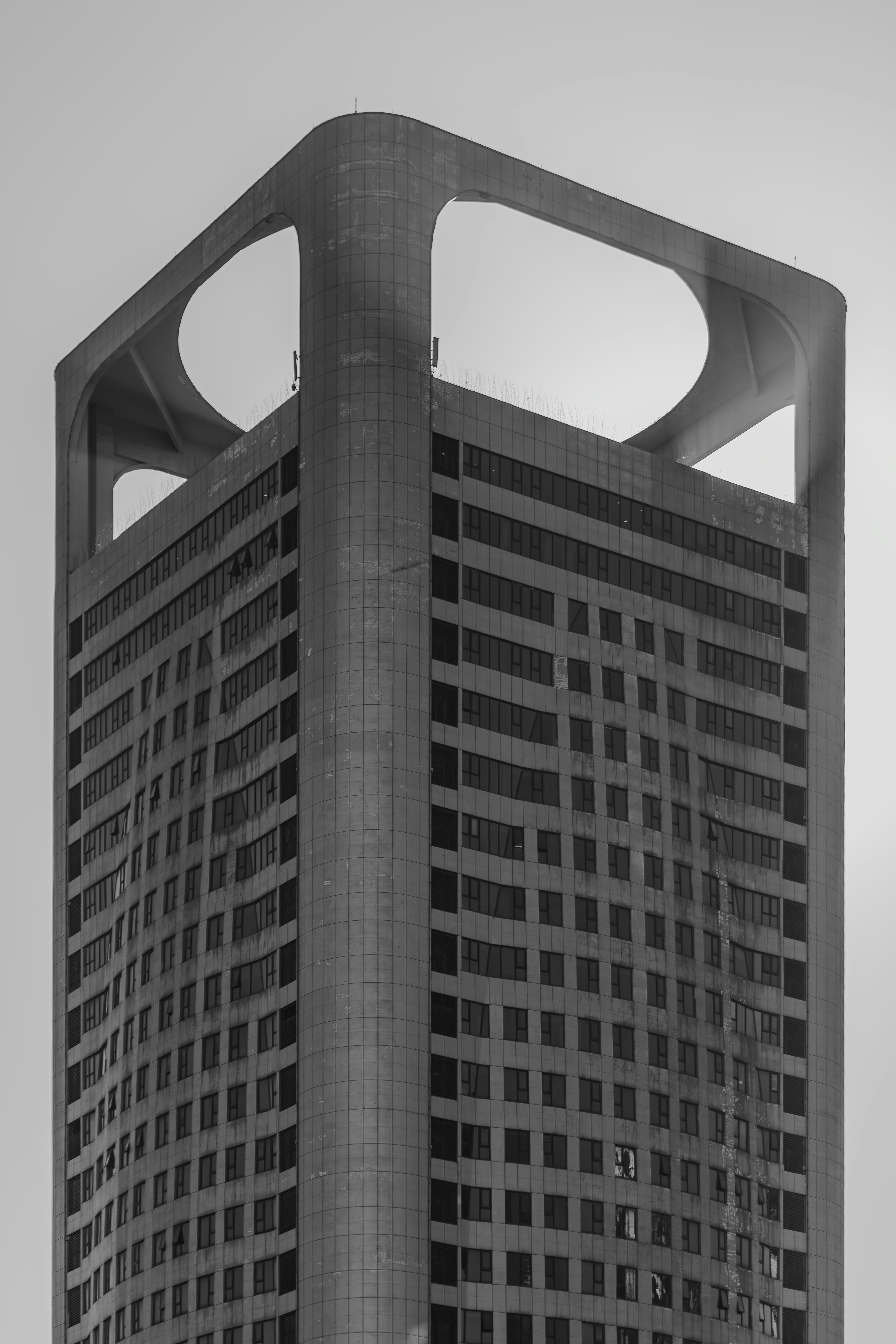 Looped Crown: A Skyward Facade Framed by Circular Rooftop Arches