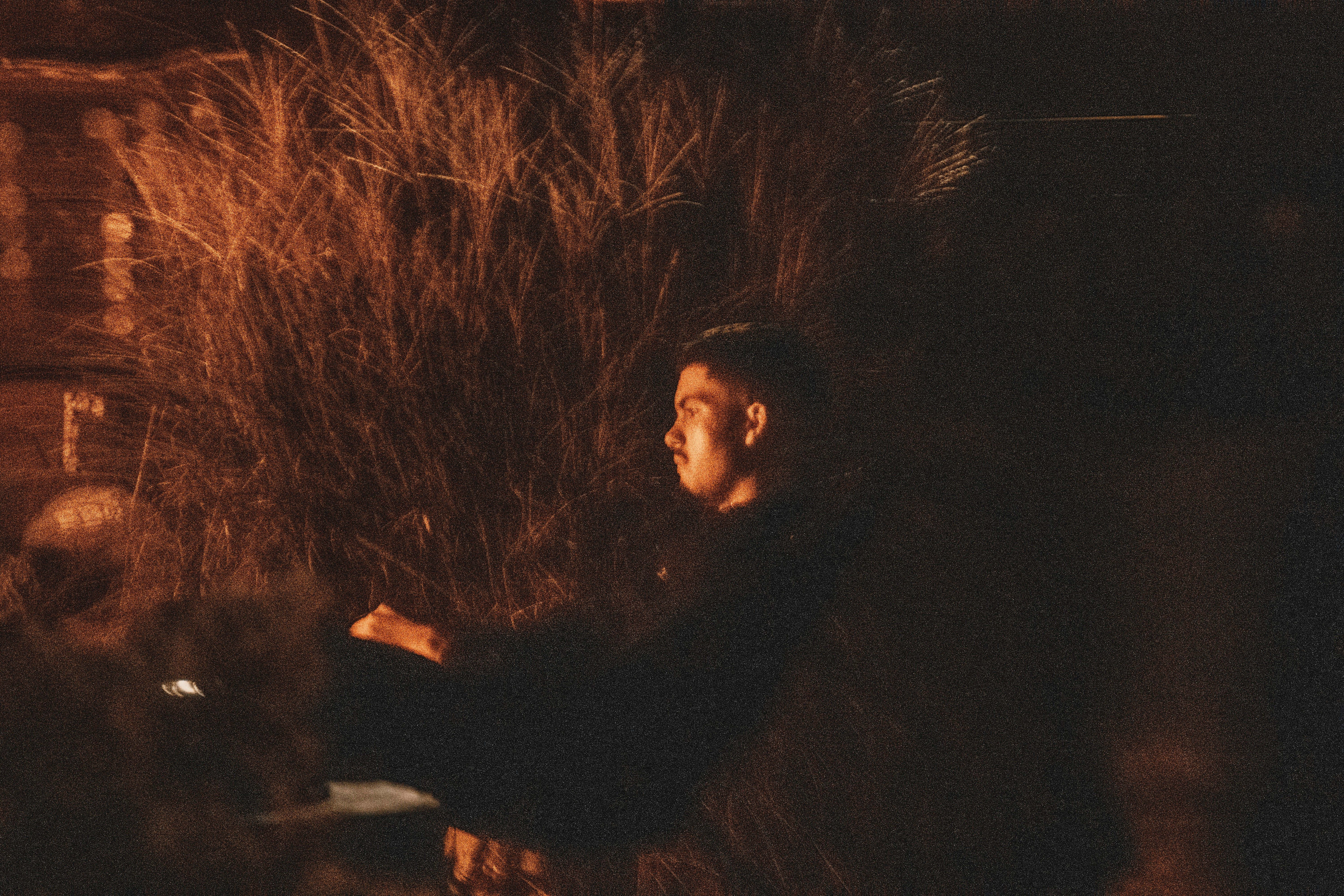 Un homme assis sur un banc à côté d’un buisson photo – Photo La ...