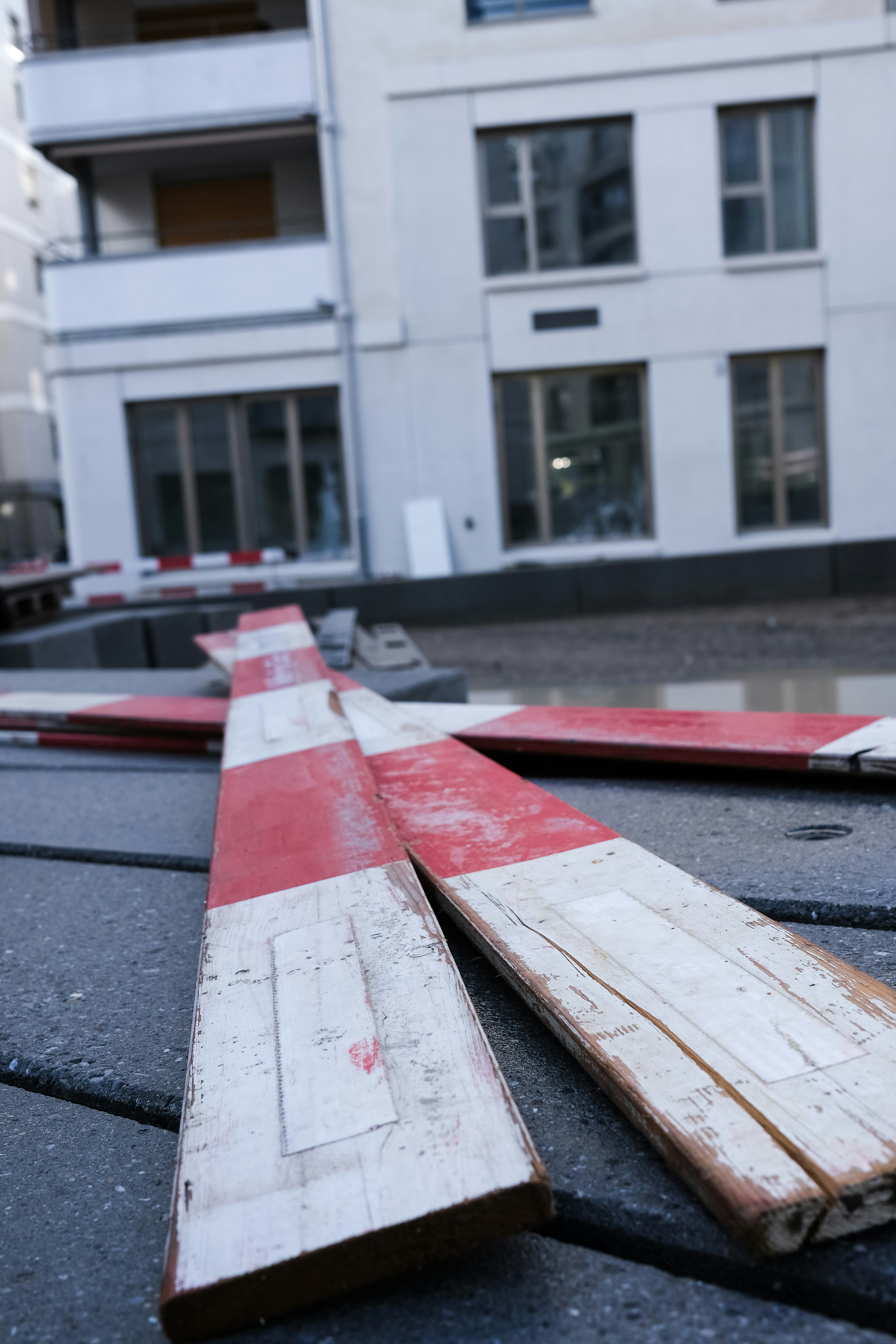 A close up of a street sign laying on the ground photo – Free Glasi ...