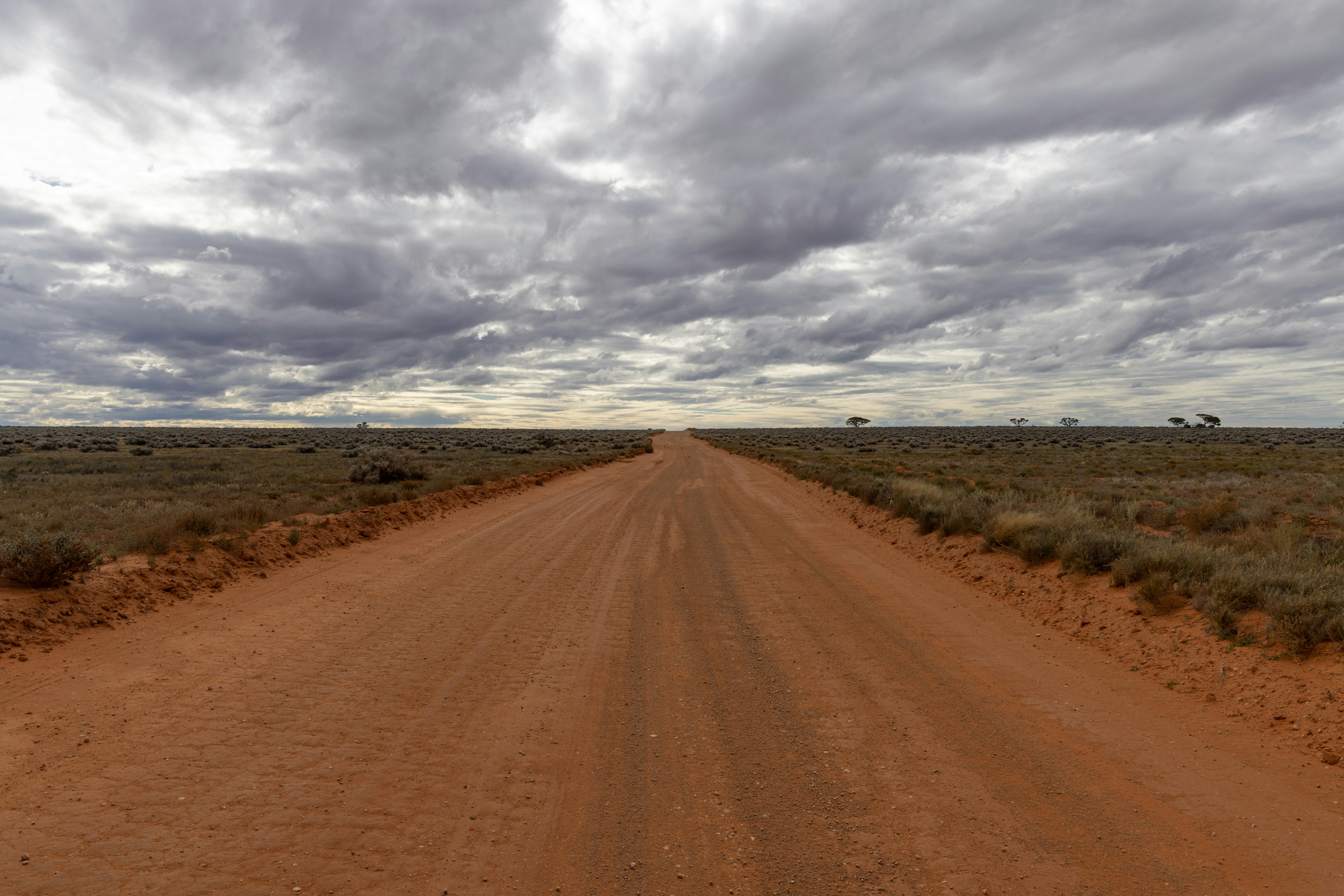 Un chemin de terre au milieu du désert photo – Photo Australie Gratuite ...