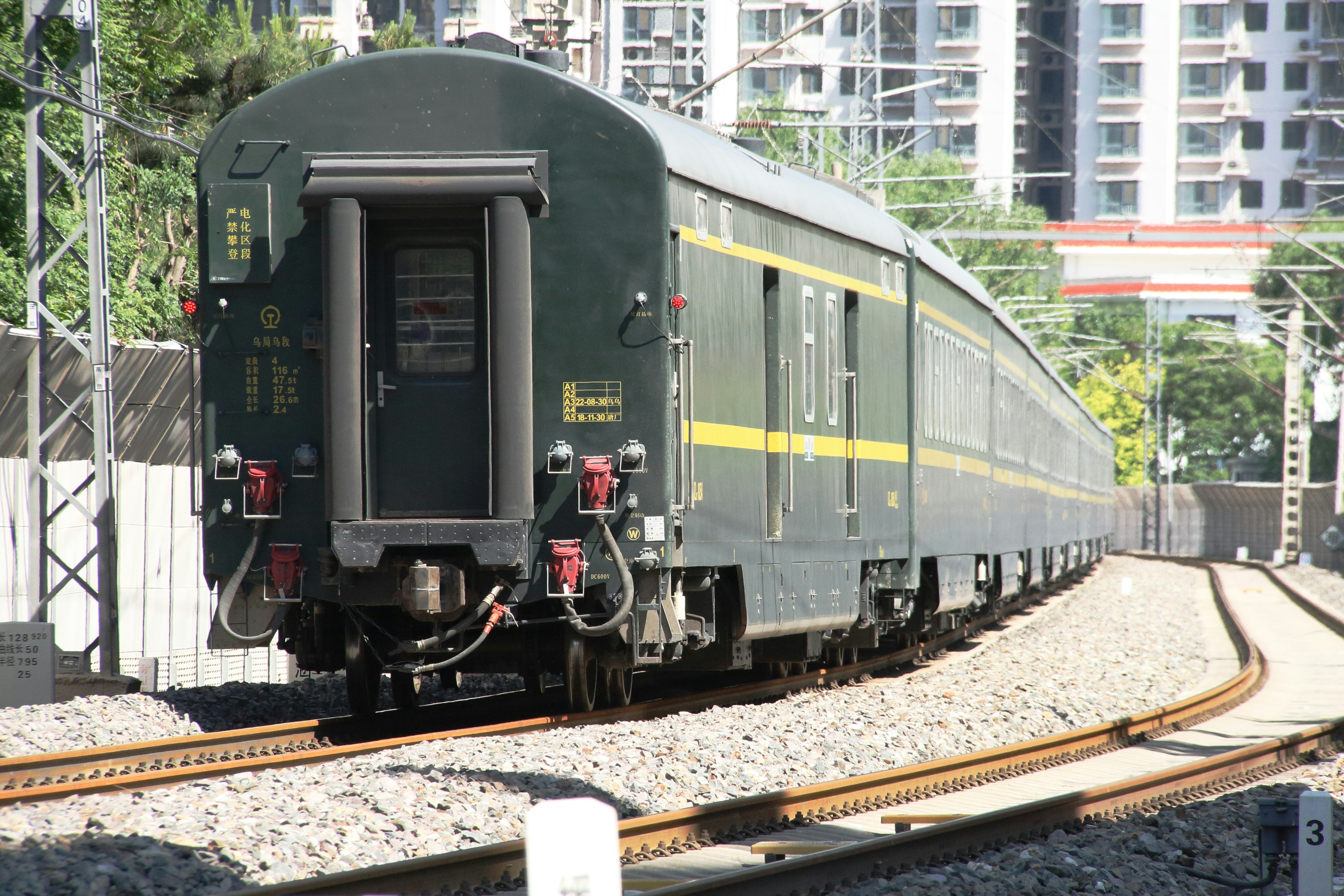 Un train sur une voie ferrée avec des bâtiments en arrière-plan photo ...