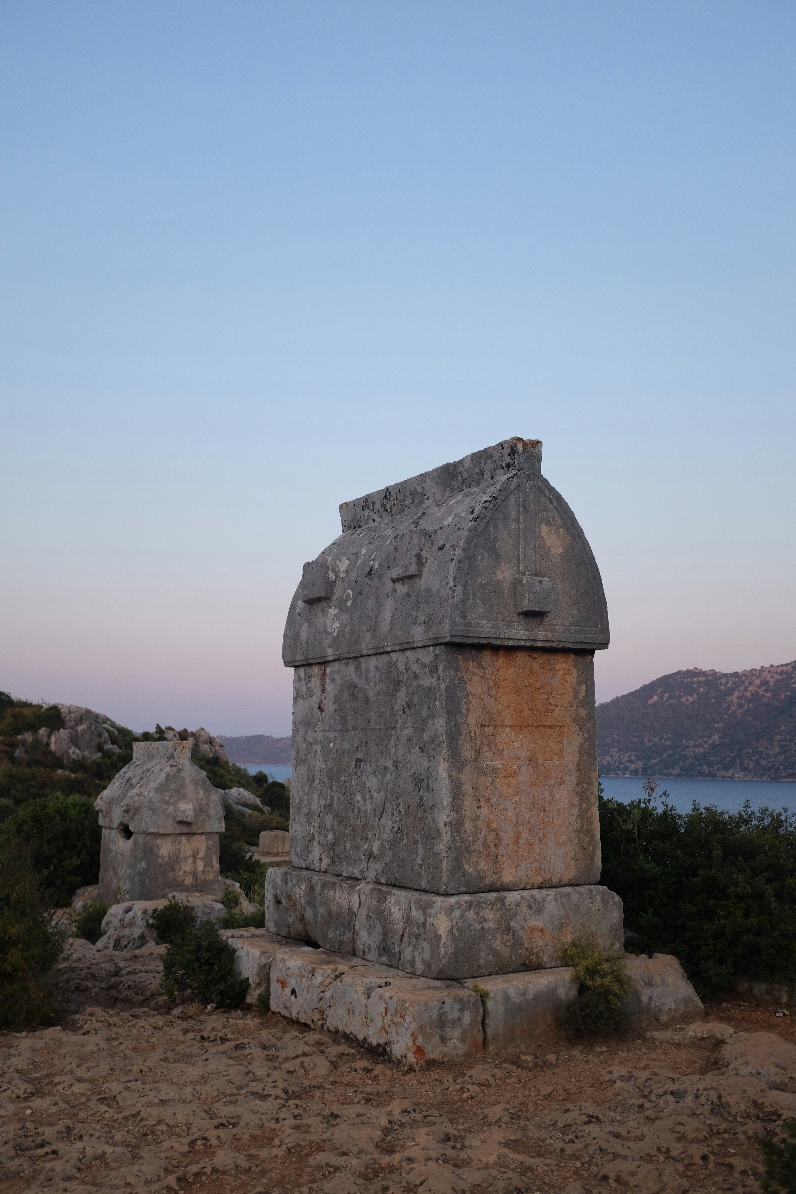 Une grande structure de pierre posée au sommet d’un champ de terre ...