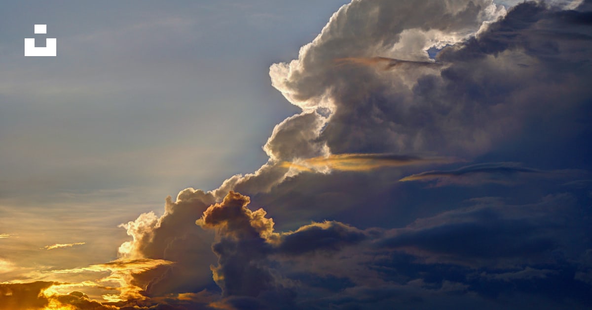 太陽が空の雲を通して輝いているの写真 Unsplashの無料クラウド写真