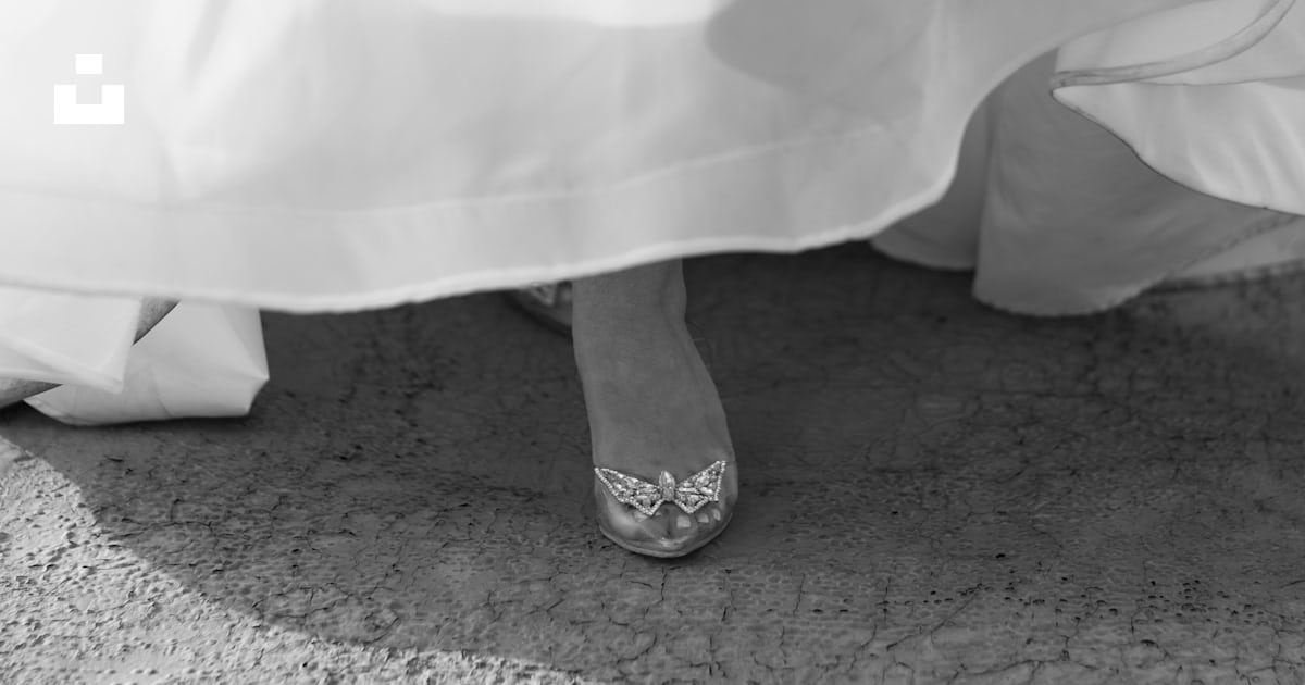 Foto Una Mujer Con Un Vestido Blanco Está Posando Para Una Foto