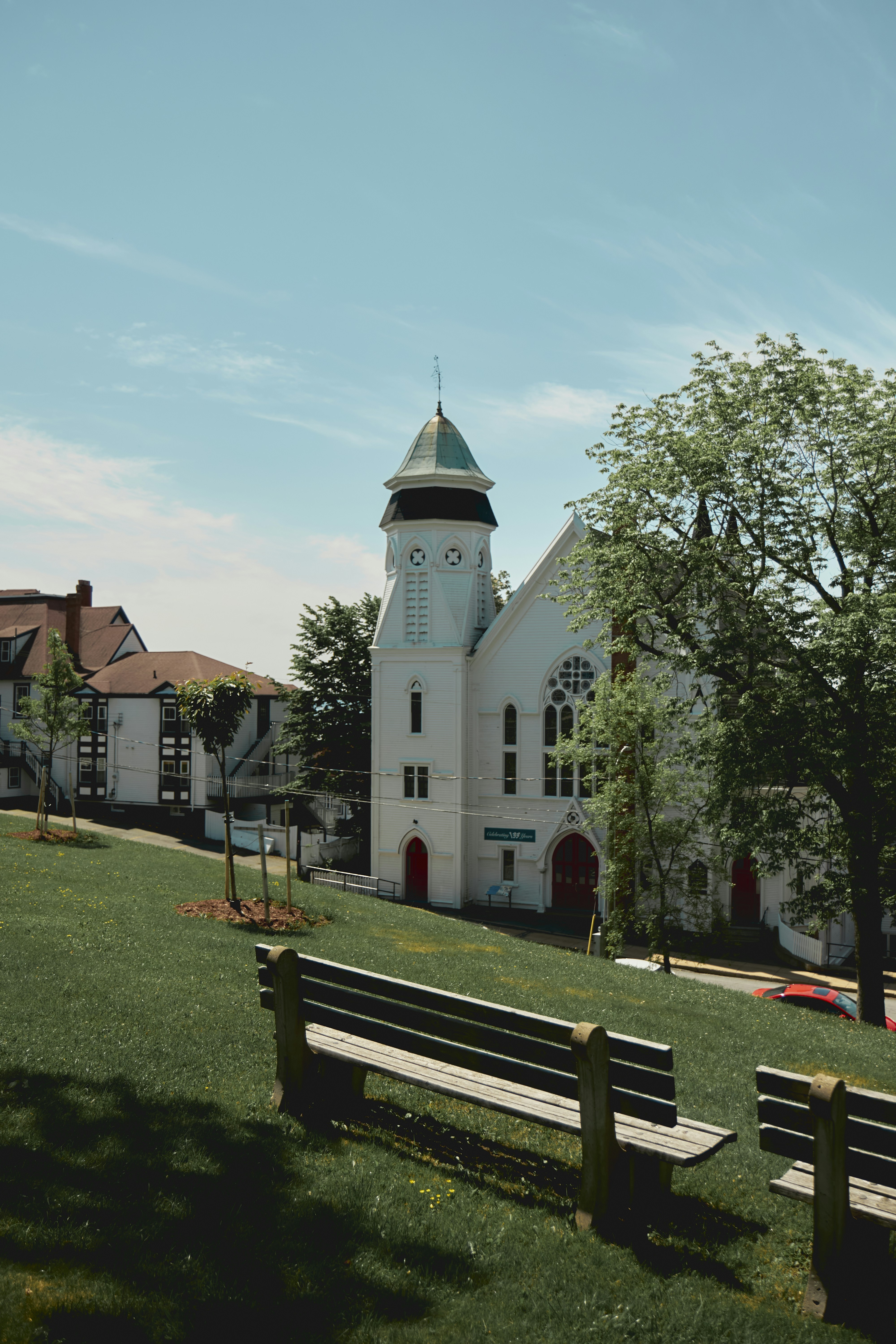 Une église avec un clocher et une tour de l’horloge photo – Image ...