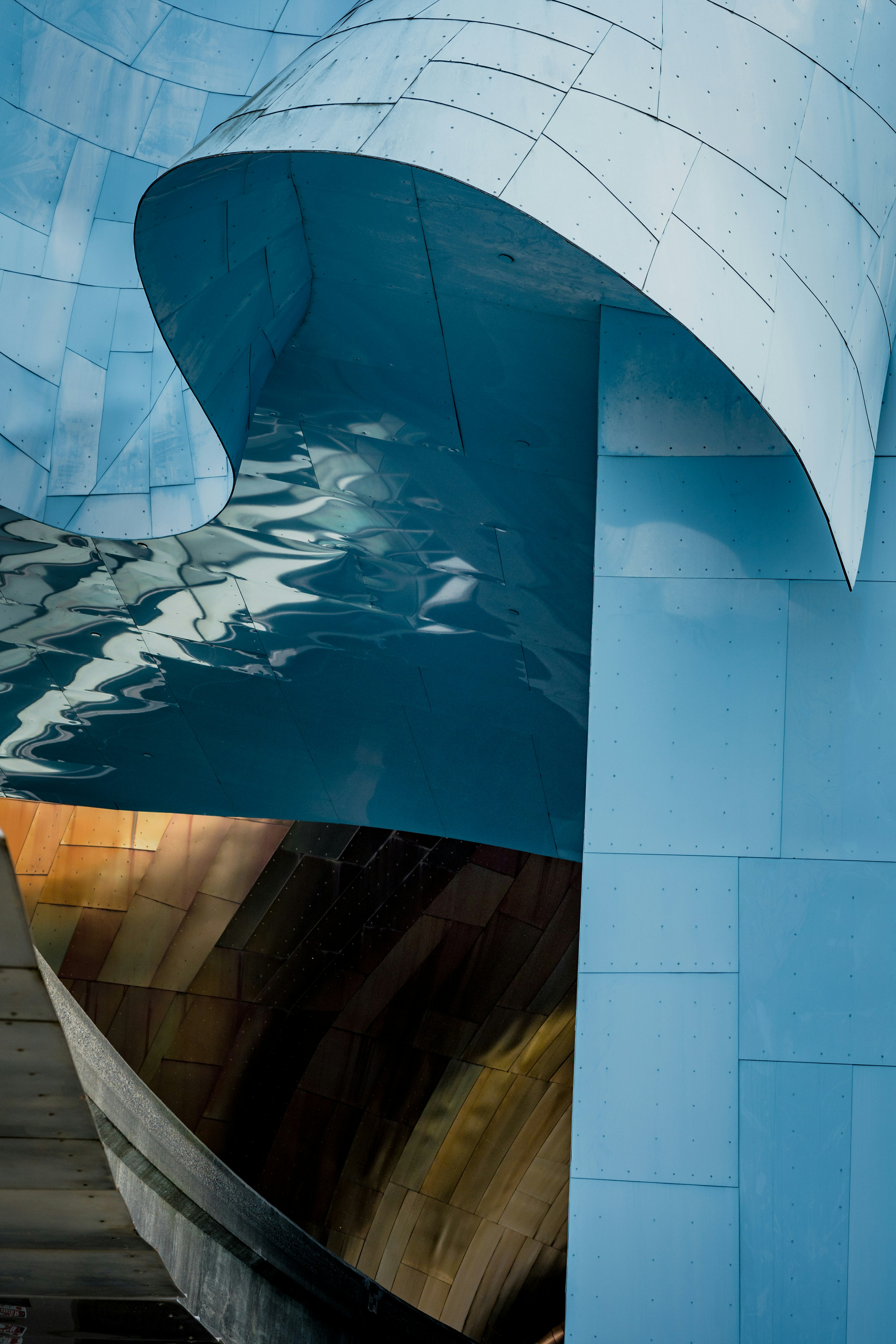 A large blue building with a curved roof photo – Free Image on Unsplash