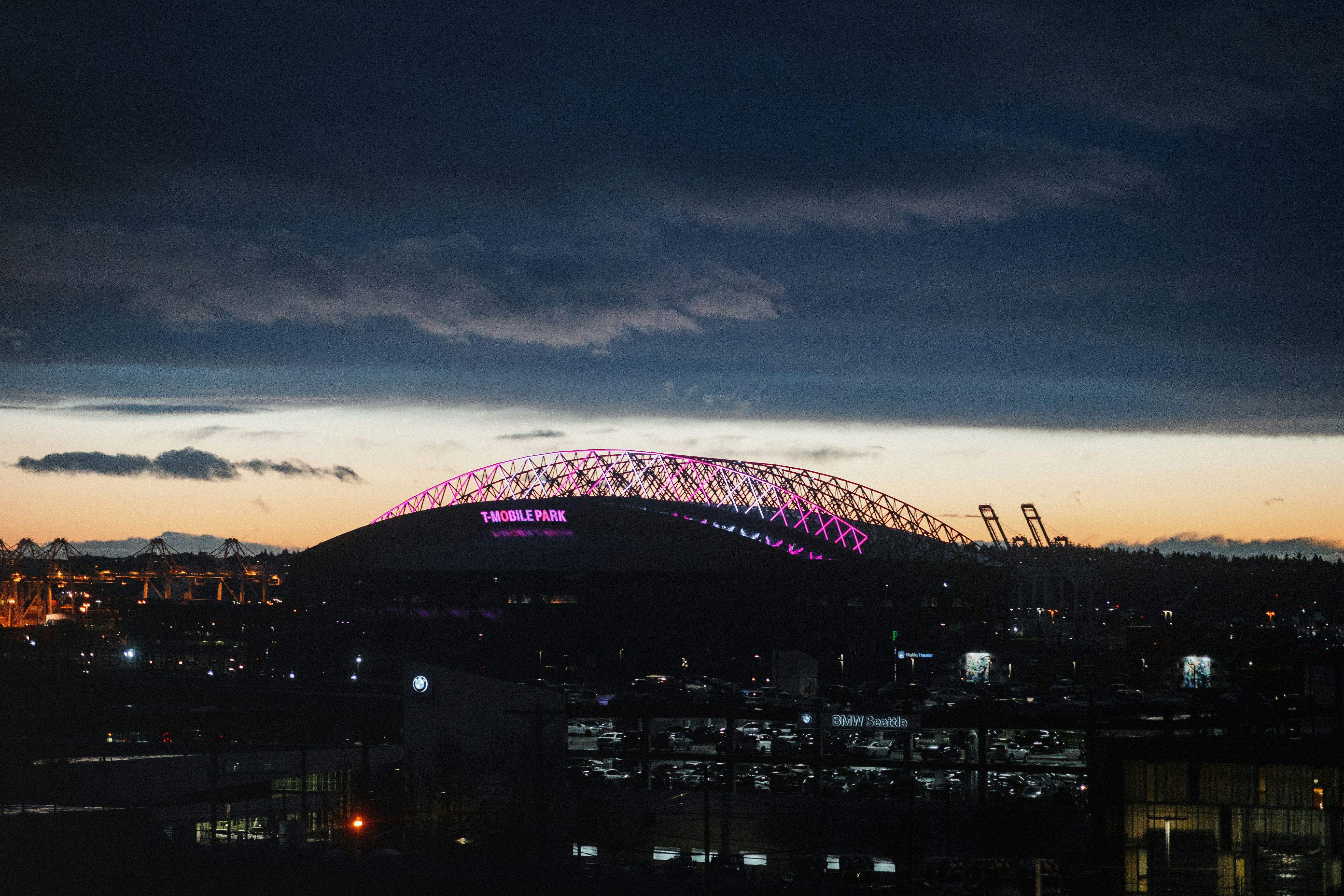 Un estadio iluminado por la noche con el cielo de fondo foto – Imagen ...