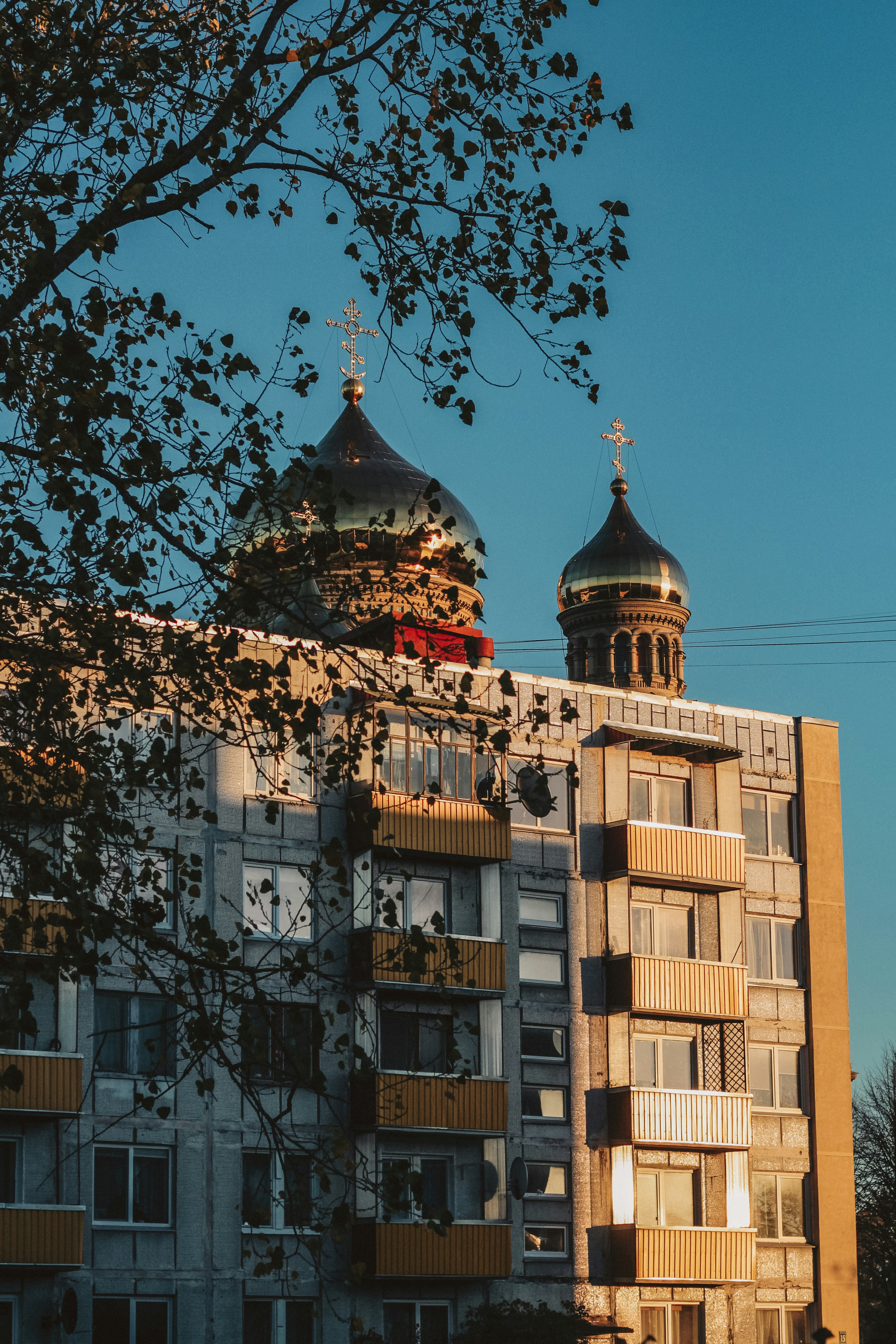 A tall building with two domes on top of it photo – Free Architecture ...