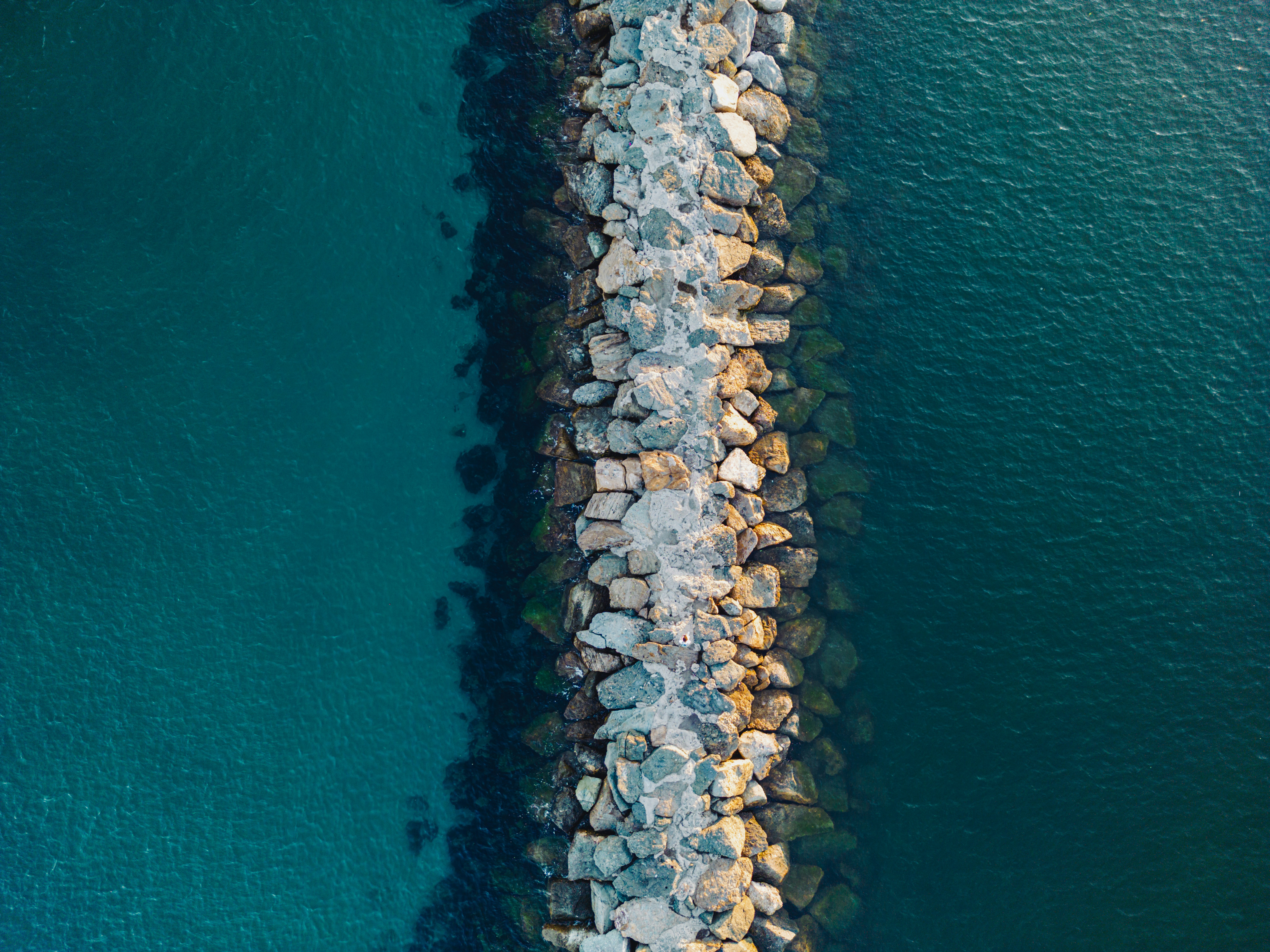Une vue aérienne d’une jetée au milieu d’un plan d’eau photo – Image ...