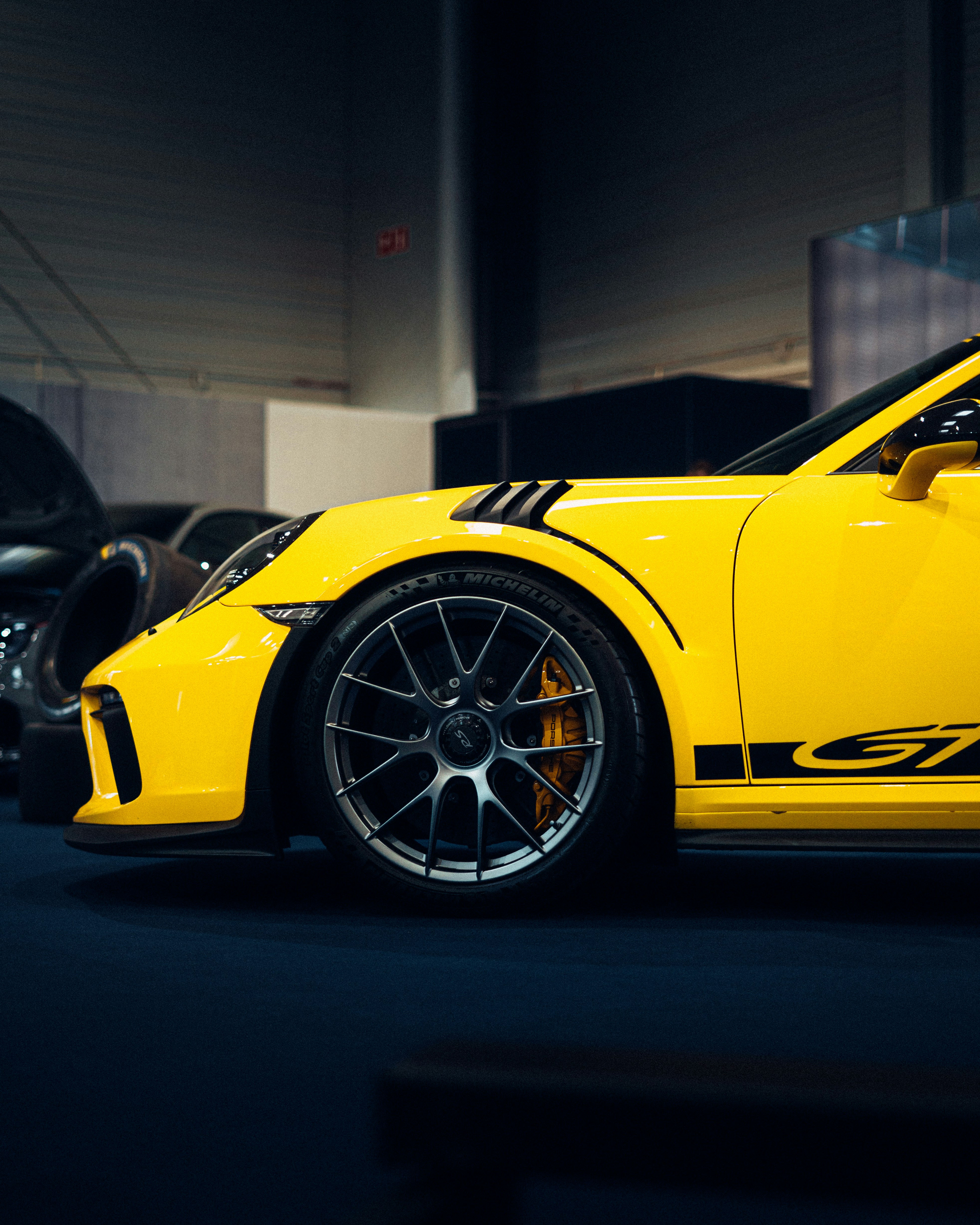 Un coche deportivo amarillo estacionado en un garaje foto – Imagen de ...