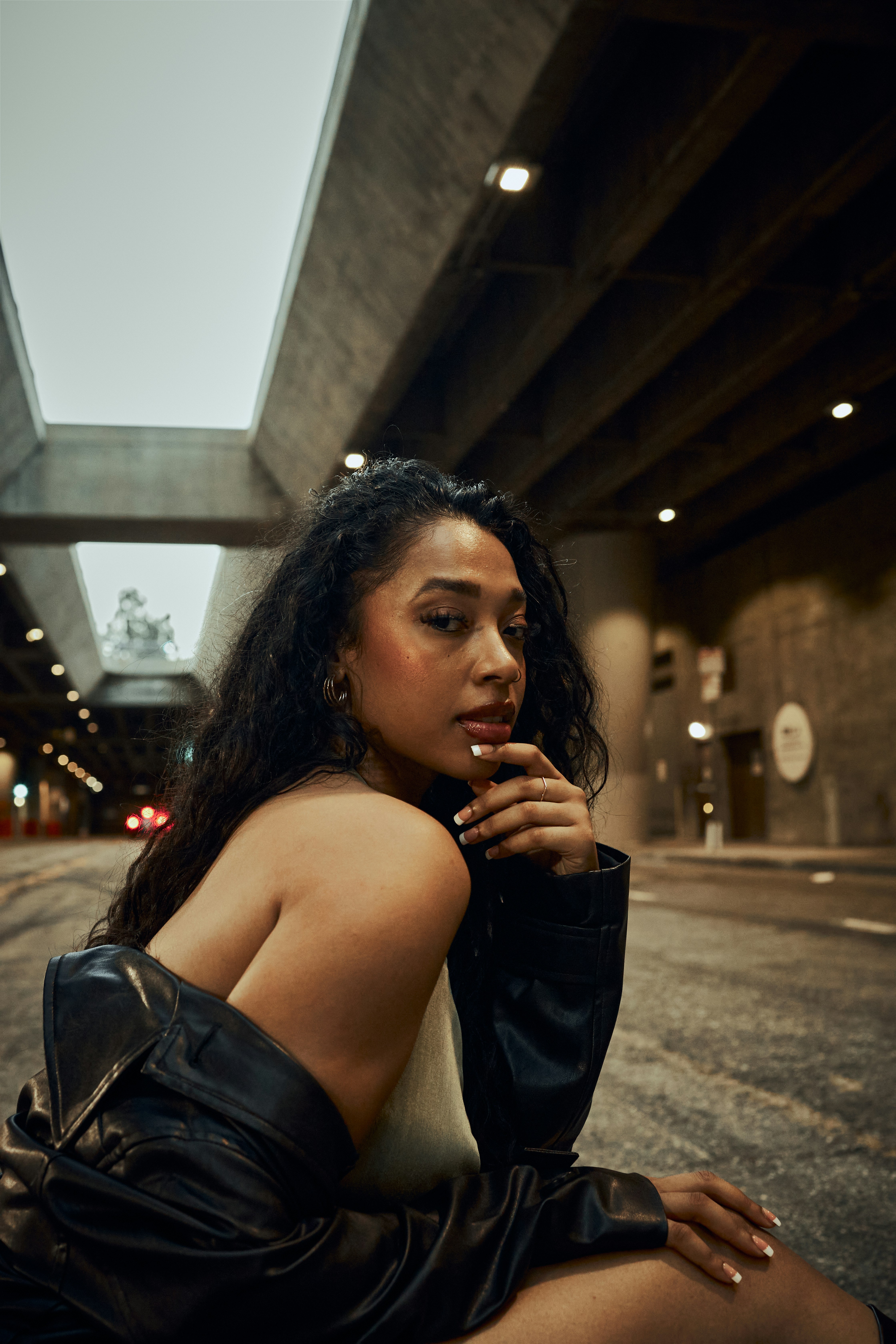 A woman sitting on the ground smoking a cigarette photo – Free Los ...